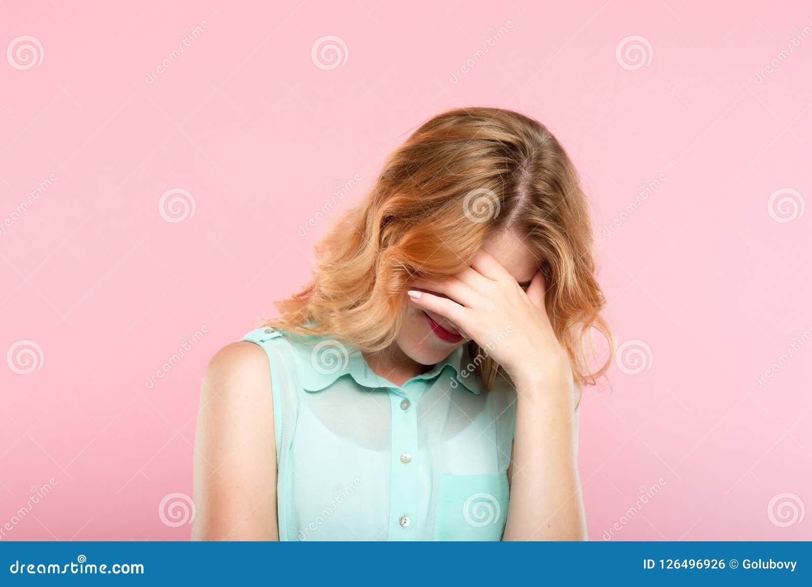 Visage De Couverture De Fille D'embarras De Honte De Facepalm Photo ...