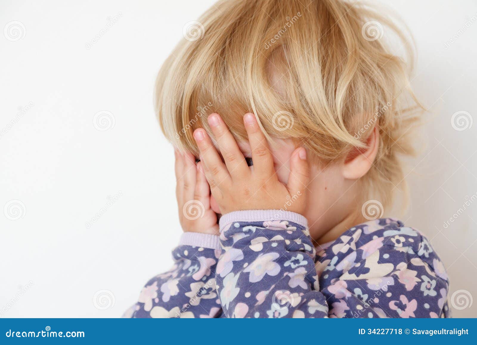 Visage De Dissimulation Avec Des Mains Photo stock - Image du indoors ...