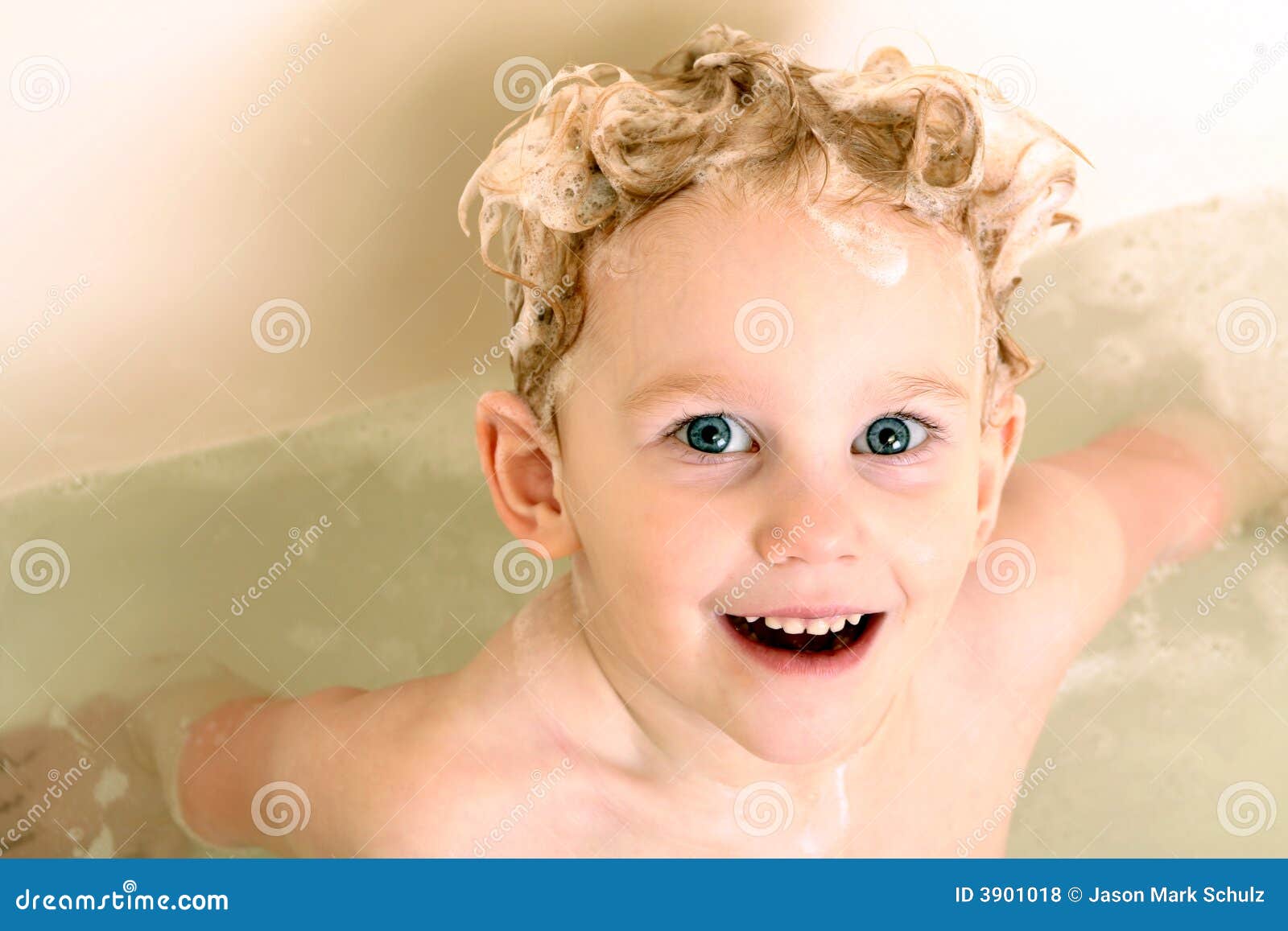 Visage De Fille Dans Le Bain Photo stock - Image du nettoyez, hygiène ...