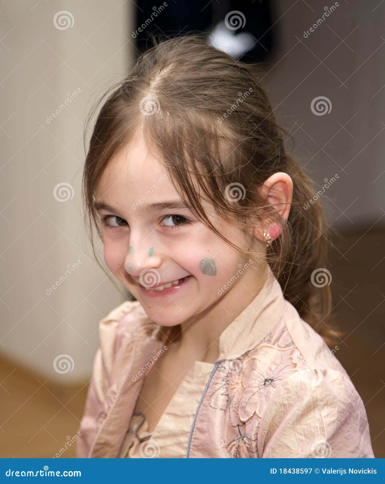 Visage de jeune fille image stock. Image du mignon, sourire - 18438597