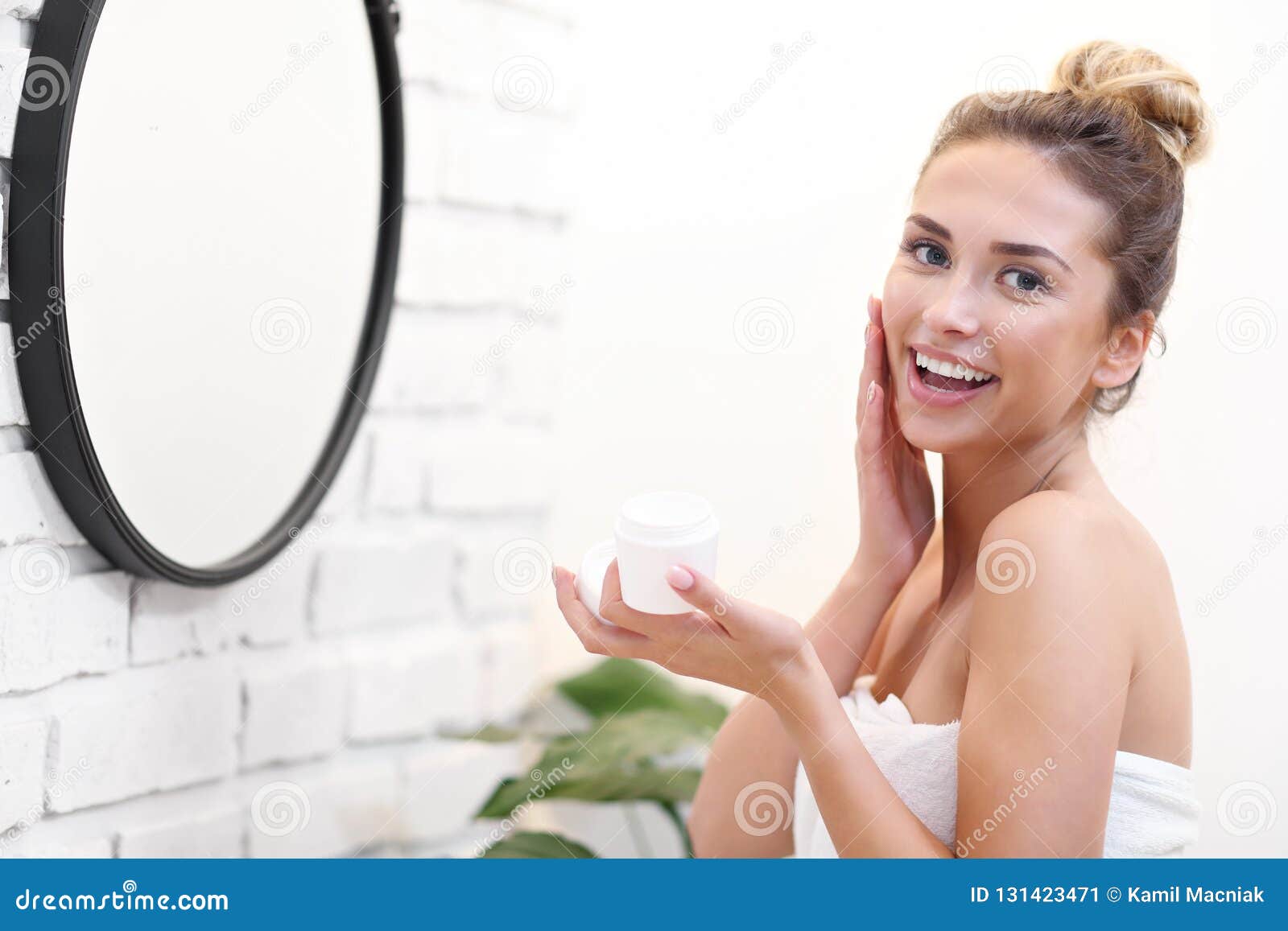 Visage De Nettoyage De Jeune Femme Dans Le Miroir De Salle De Bains