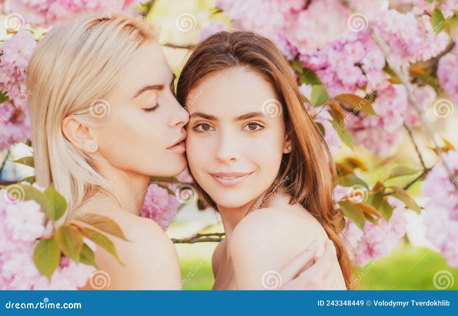 Visage Des Filles Printanières Belle Sensuelle Sexy Femme En Fleurs