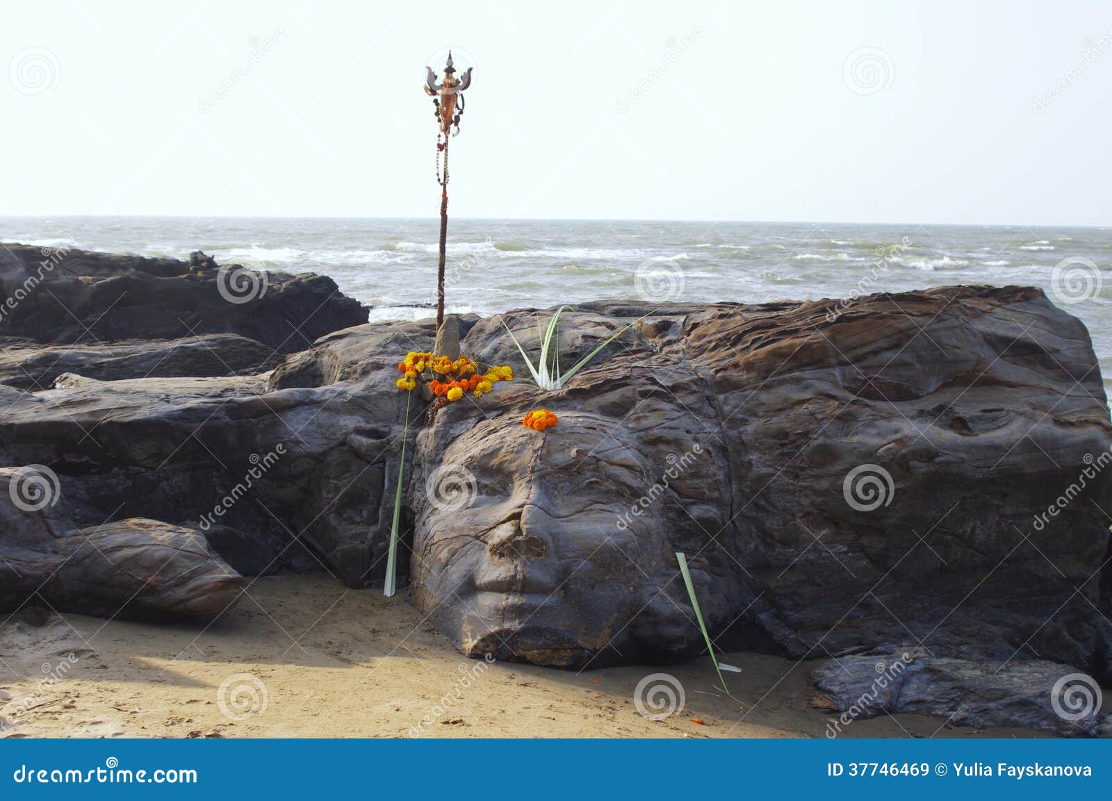 Visage En Pierre Sur La Plage Tropicale Dans Goa Image stock - Image du ...