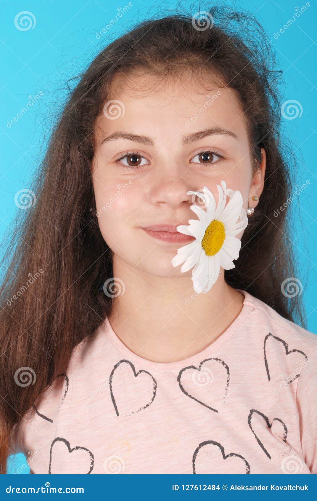 Visage Expressif D'un Modèle Avec La Fleur Dans Sa Bouche Photo stock ...