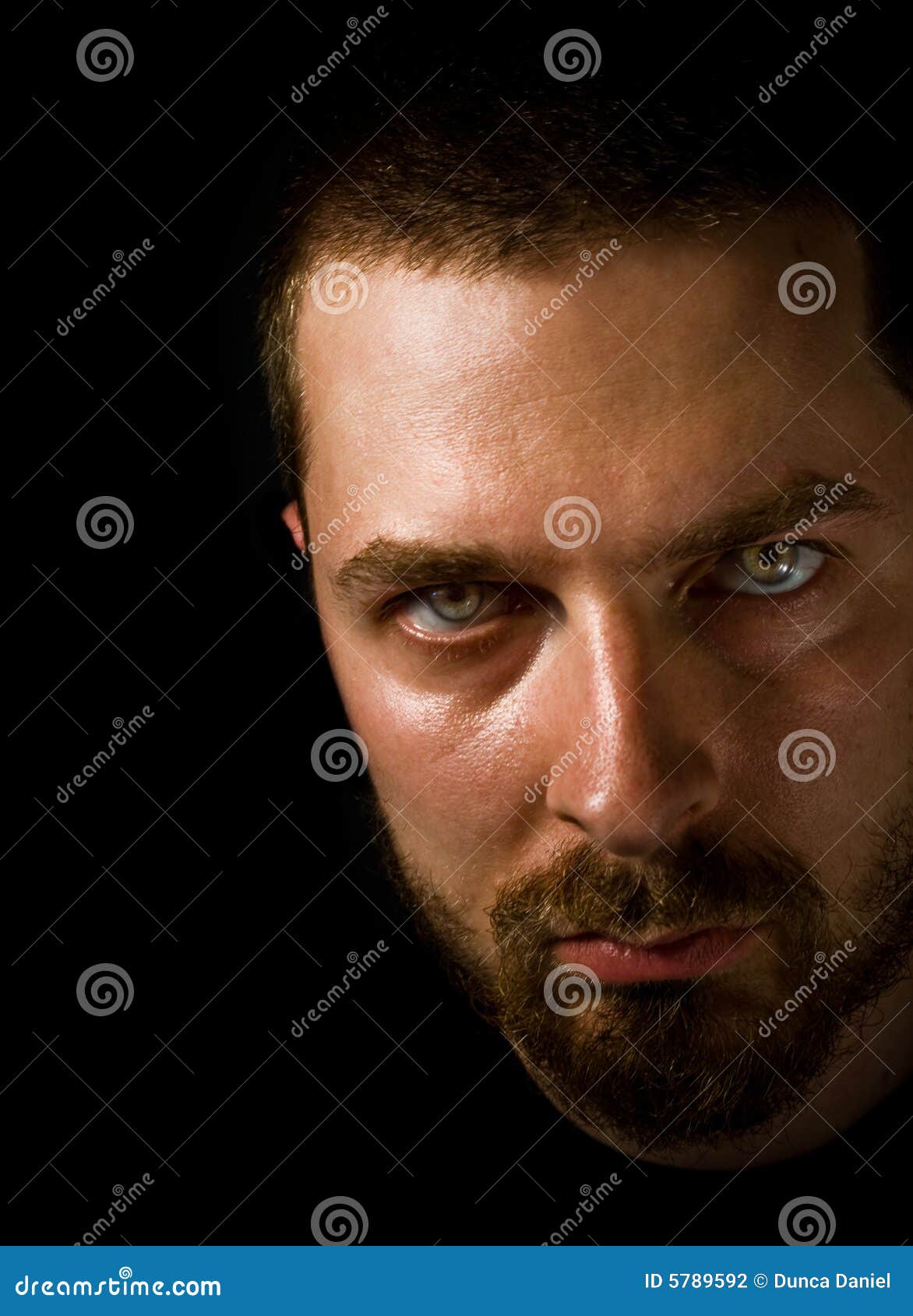 Visage Masculin Avec Les Yeux Effrayants Photo stock - Image du ...
