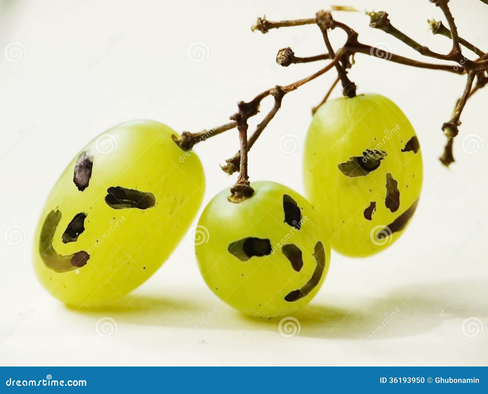 Visages Drôles Sur Des Raisins Photo stock - Image du isolement ...