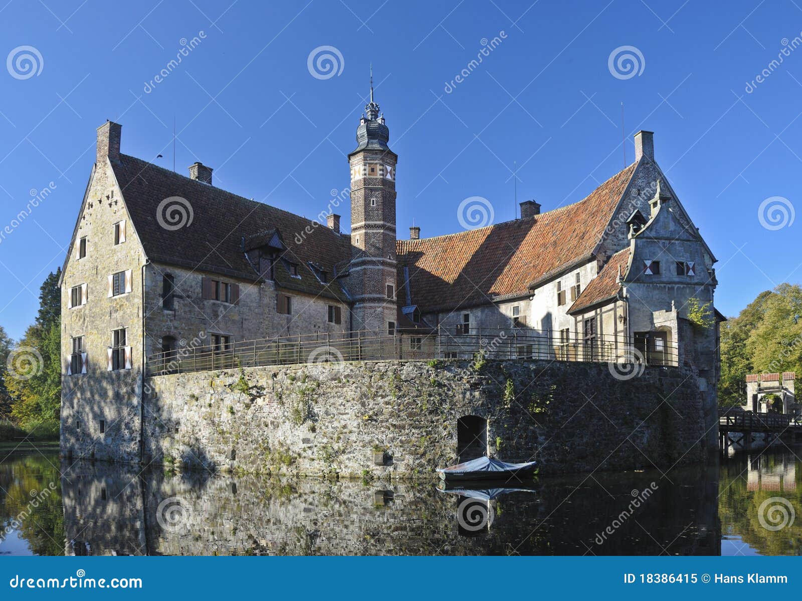 Vischering Castle stock image. Image of reflections, westphalia - 18386415