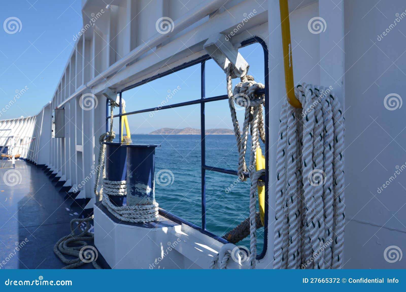 Visión desde el barco foto de archivo. Imagen de elemento - 27665372