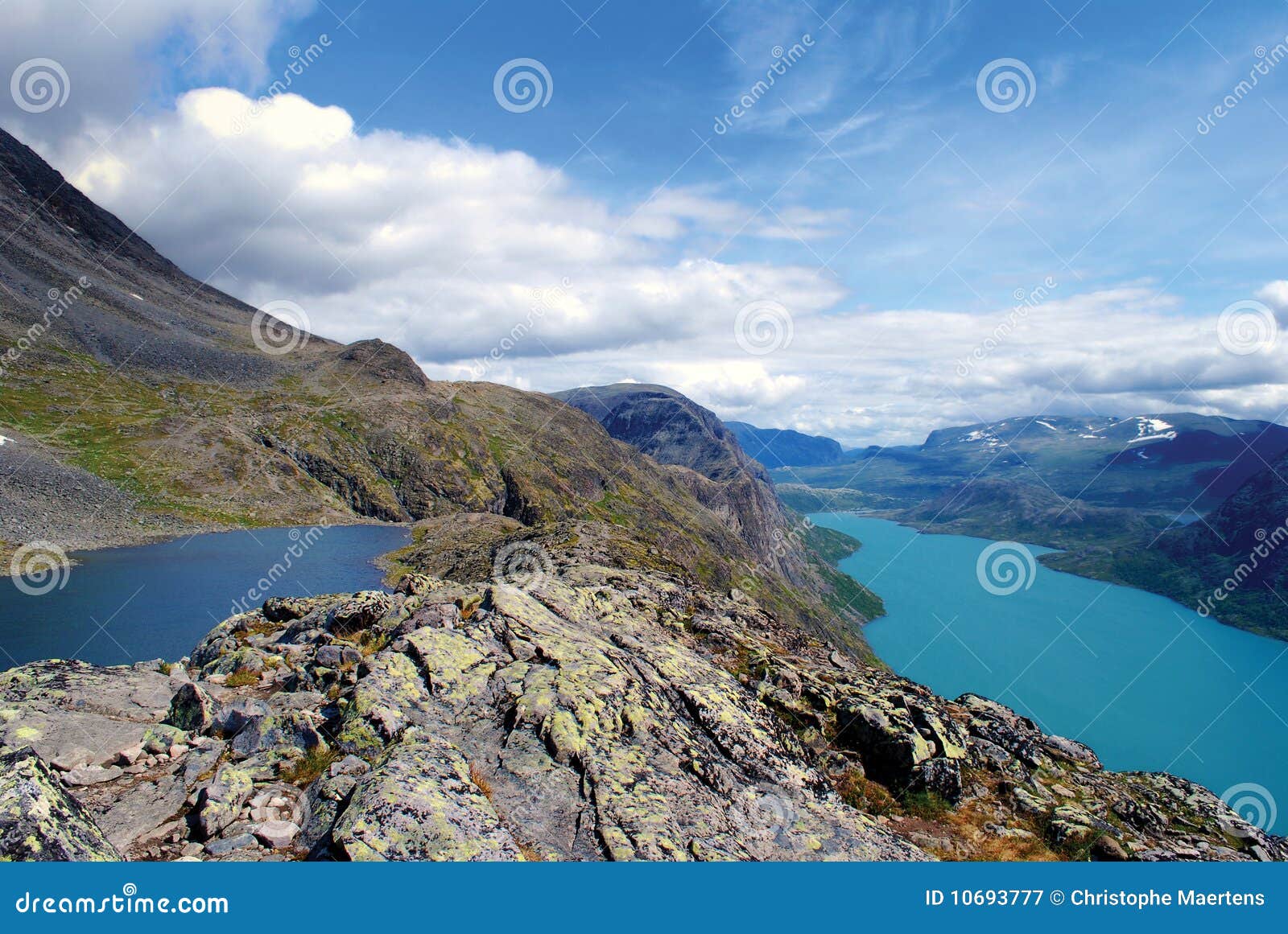 Visión sobre Gjende imagen de archivo. Imagen de clima - 10693777