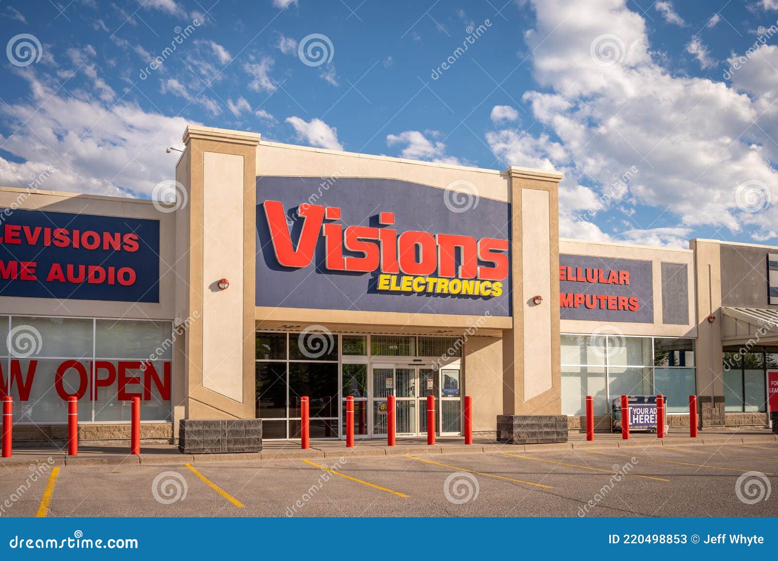 Visions Electronics Store editorial stock photo. Image of people ...