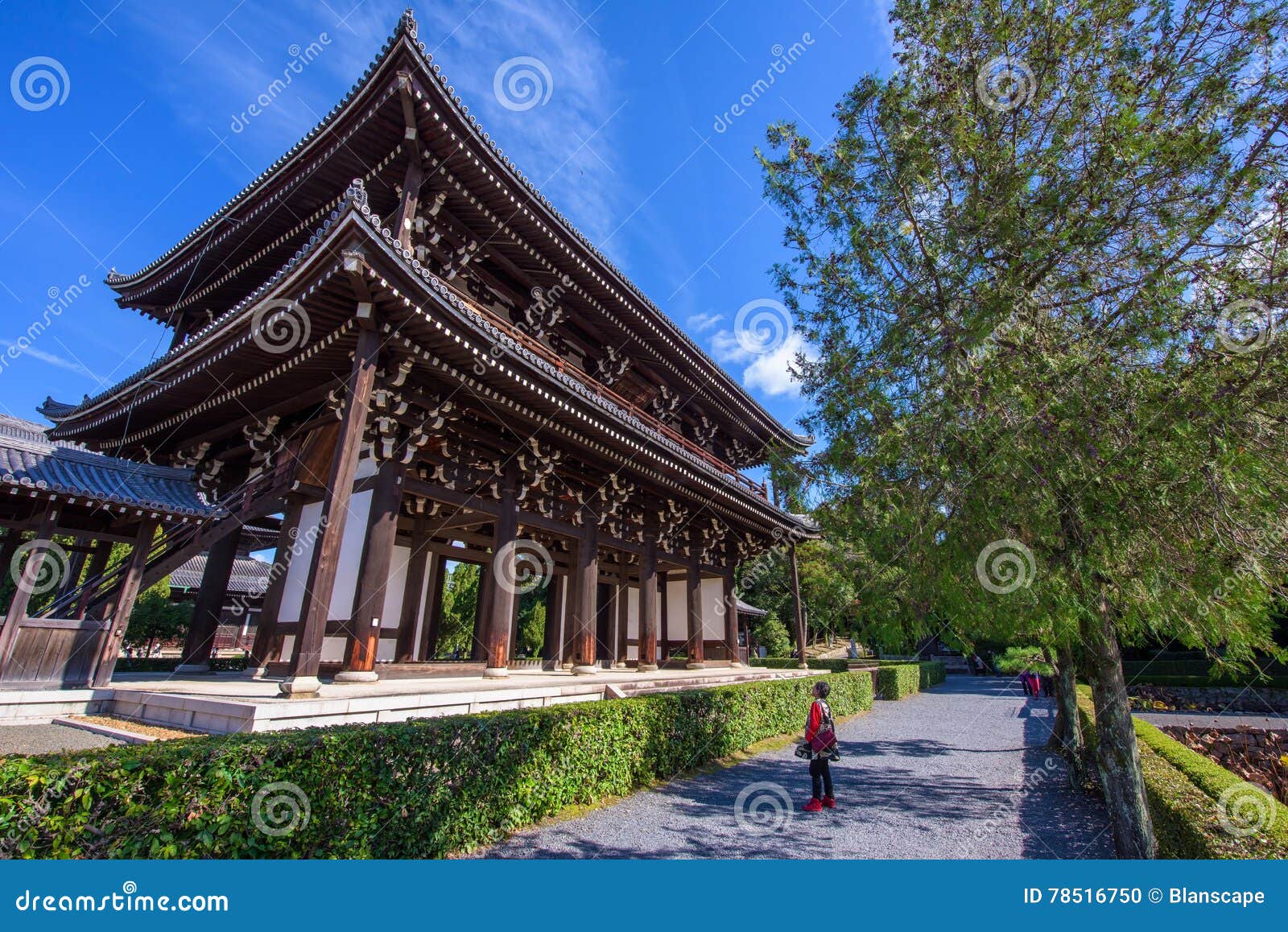 Visitante En La Puerta De Sammon, Kyoto Imagen editorial - Imagen de ...