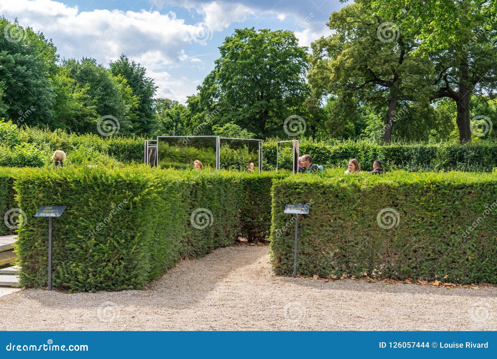 Visitantes Do Jardim Do Labirinto Do Castelo De Schonbrunn Imagem de ...