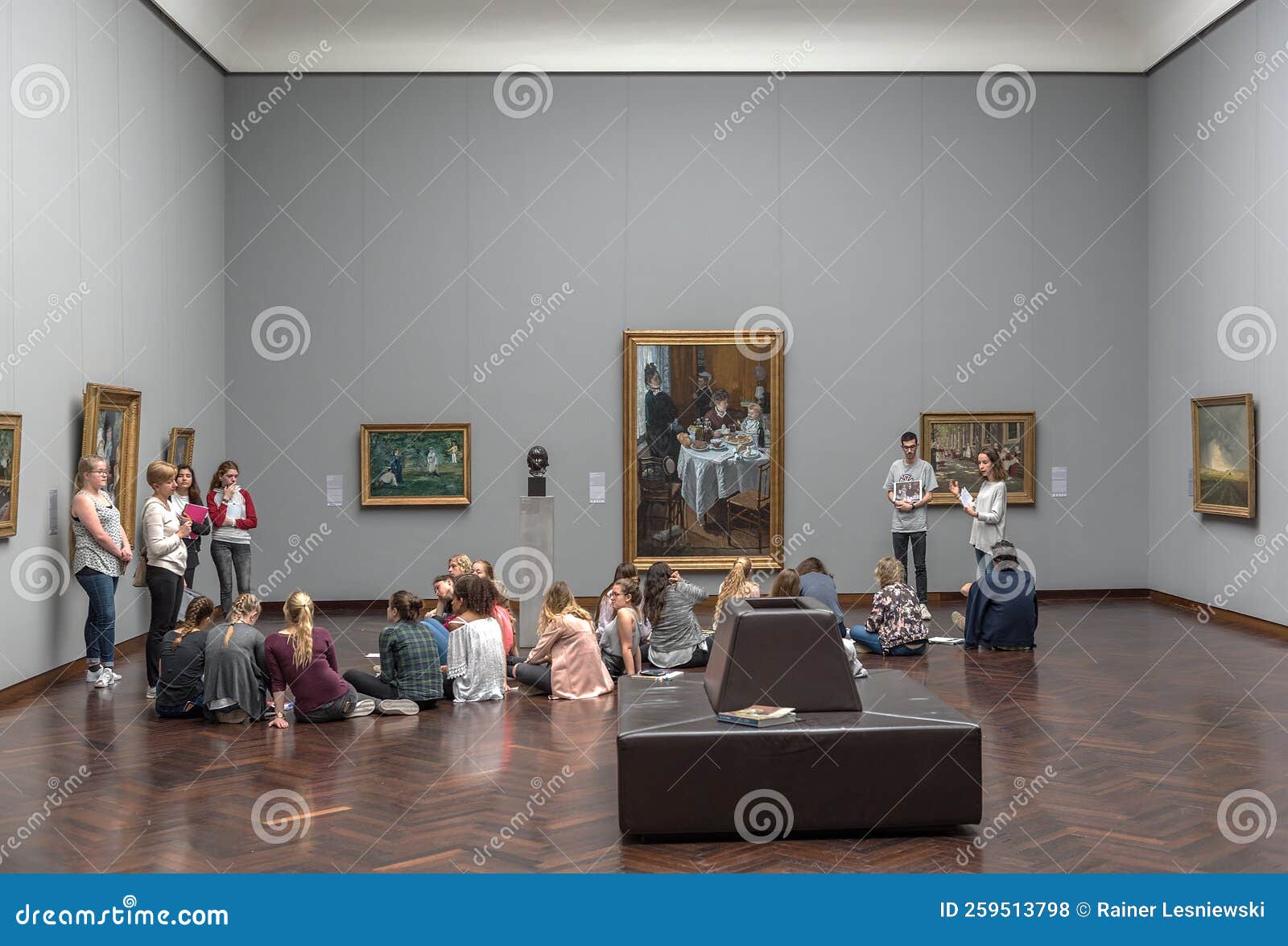 Visitantes No Museu De Staedel, Na Alemanha Foto de Stock Editorial ...