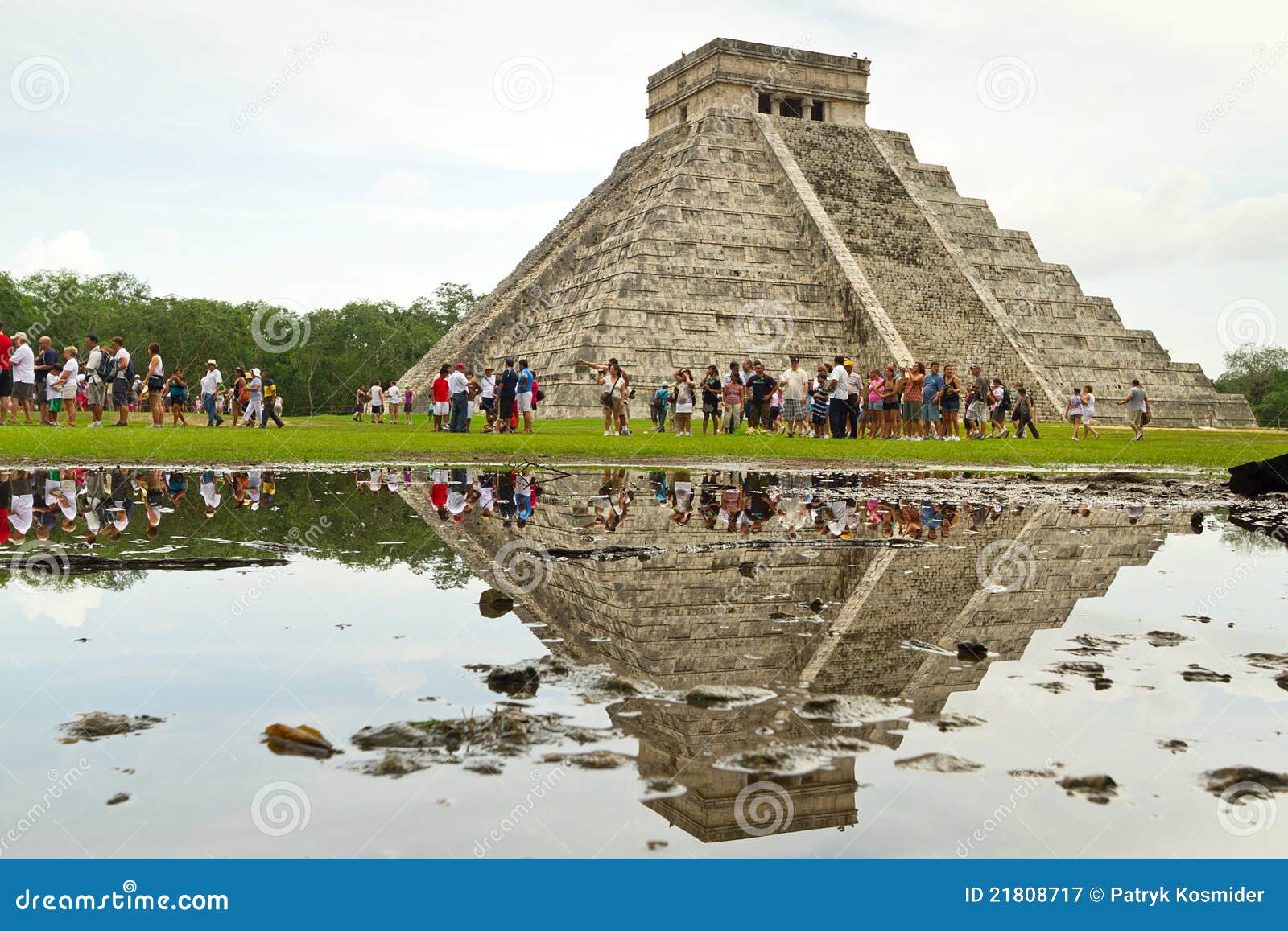 Visiting Kukulkan Pyramid in Chichen Itza Editorial Photography - Image ...