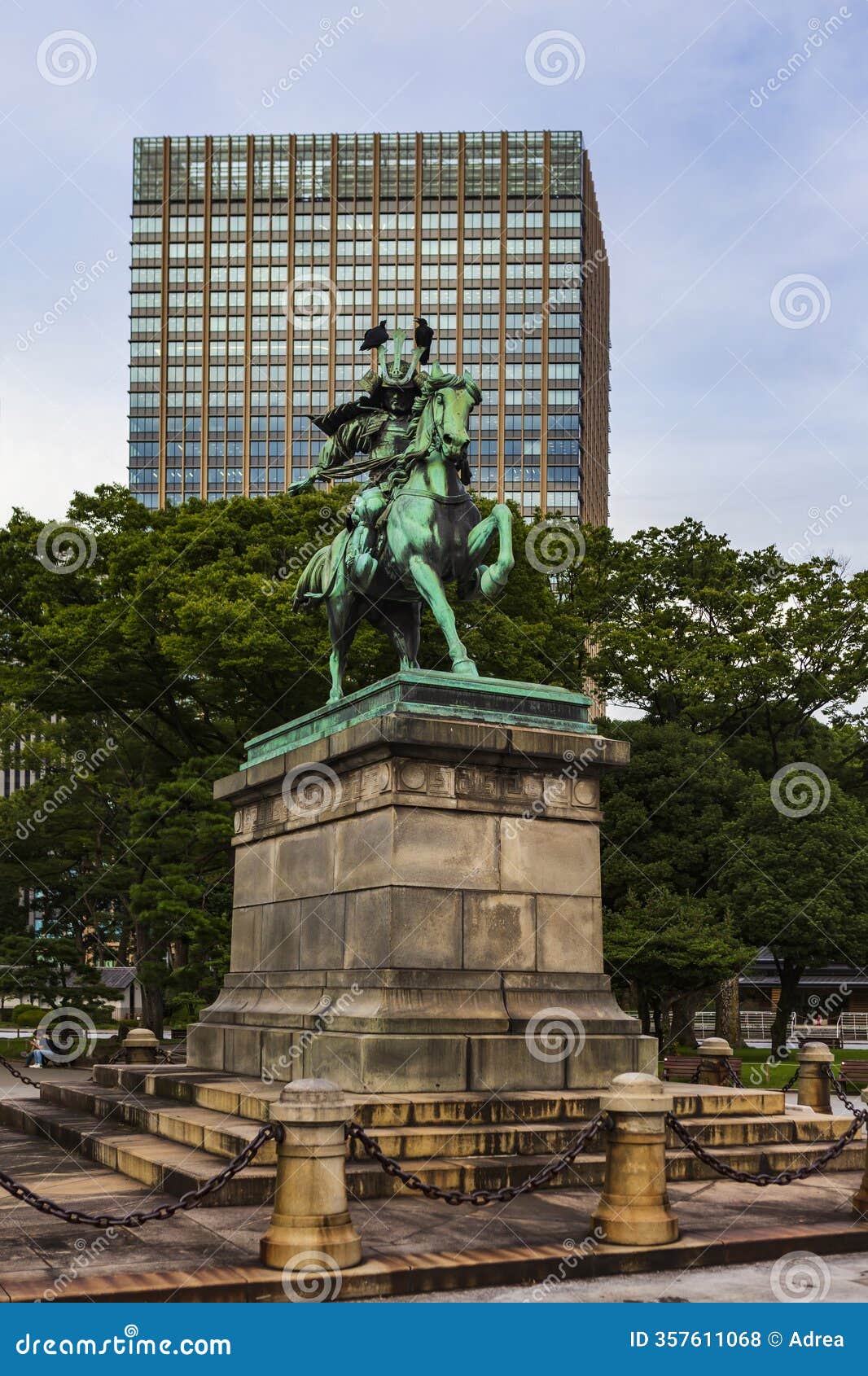 Visiting the Statue of Kusunoki Masashige Editorial Stock Photo - Image ...