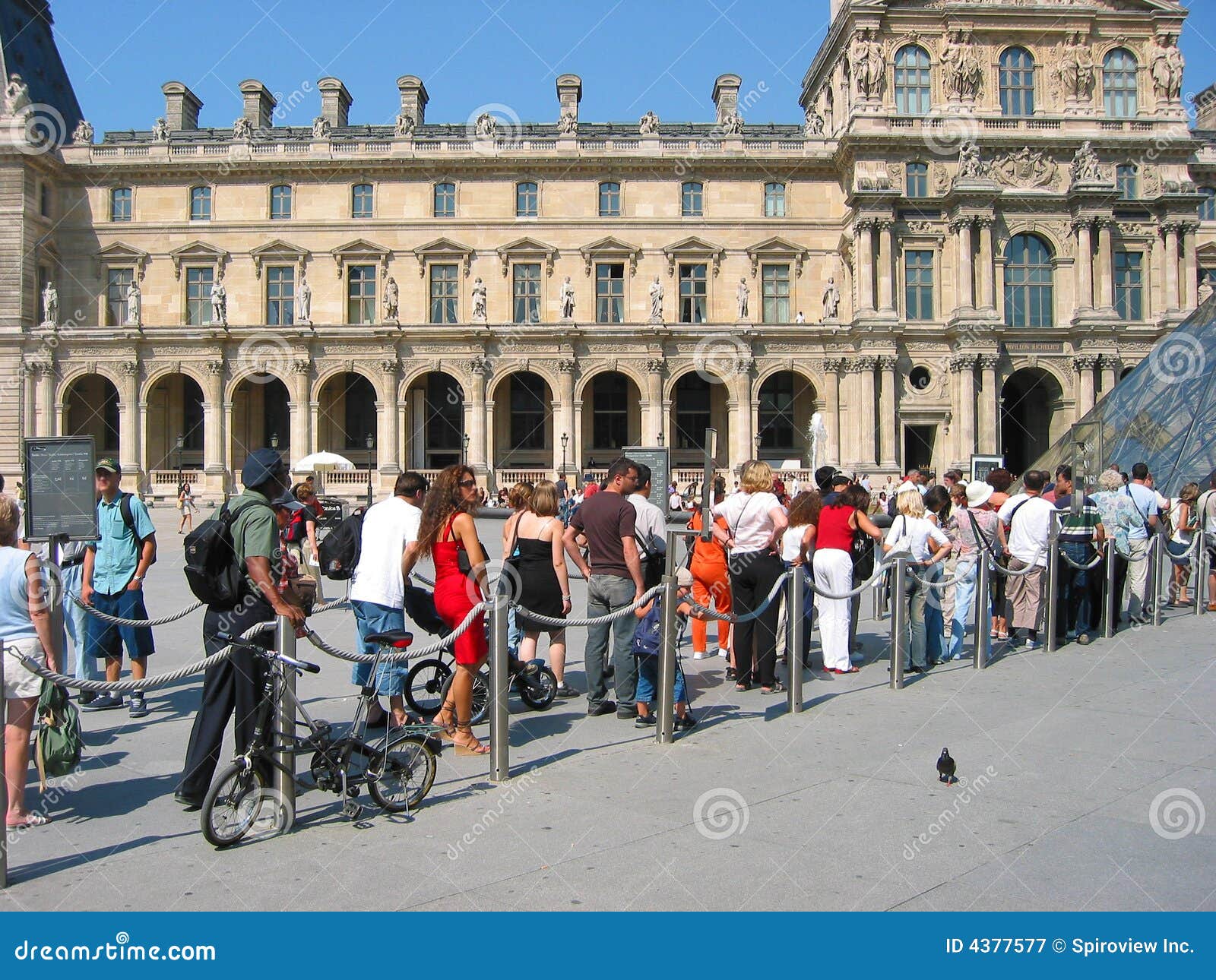 Visitors Line Up for Louvre Editorial Photography - Image of plaza ...