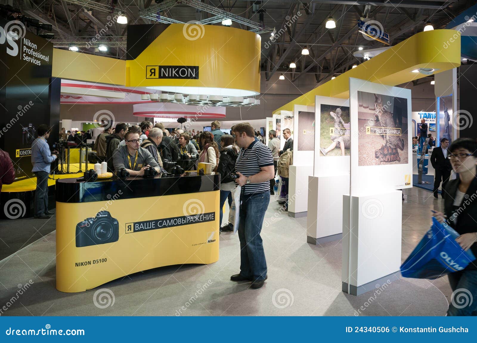 Visitors Look at New Products on Nikon Stand Editorial Photo - Image of ...