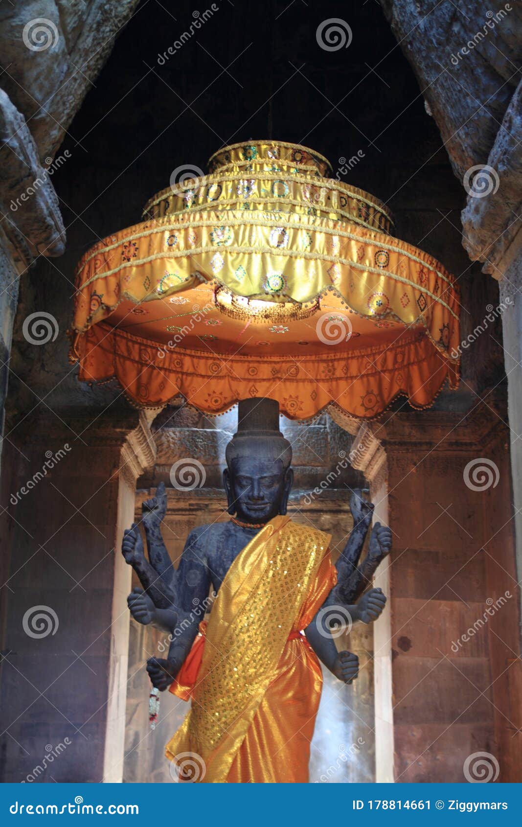 Visnu Statue at West Gate of Angkor Wat Stock Image - Image of vishnu ...