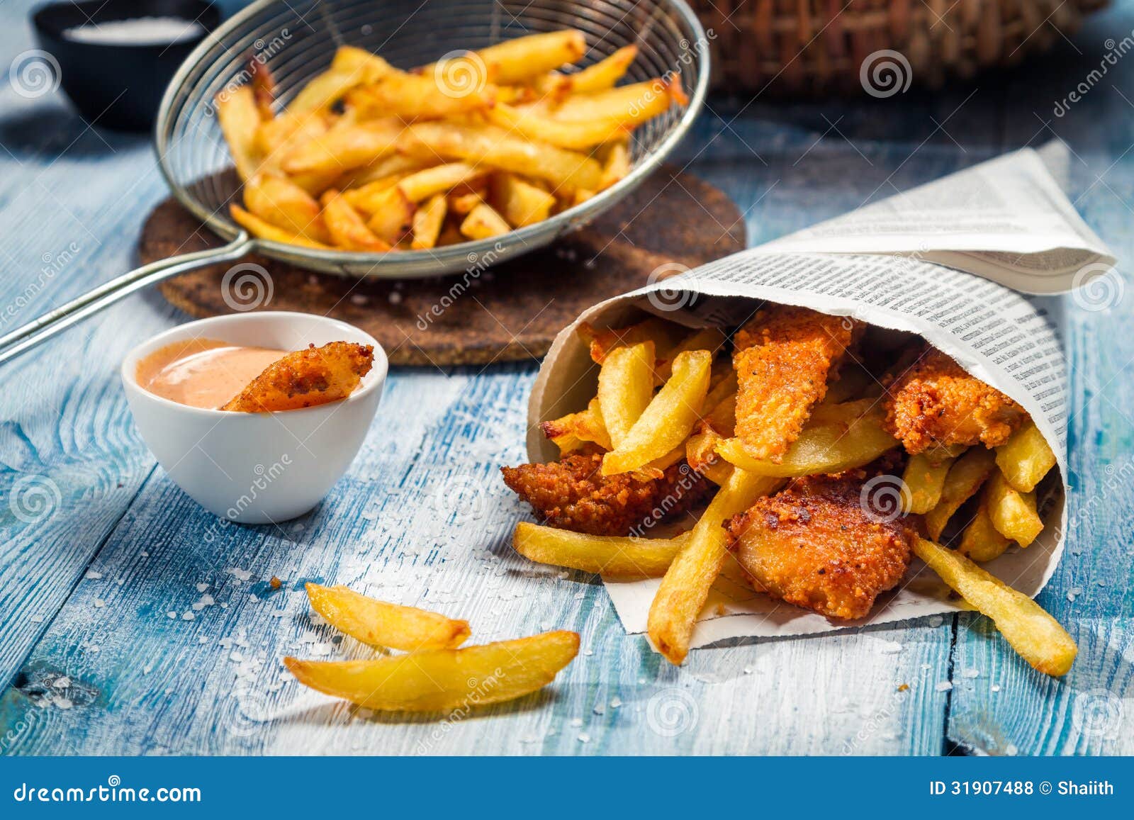 Vissen & Spaanders in De Krant Worden Gediend Die Stock Foto - Image of ...