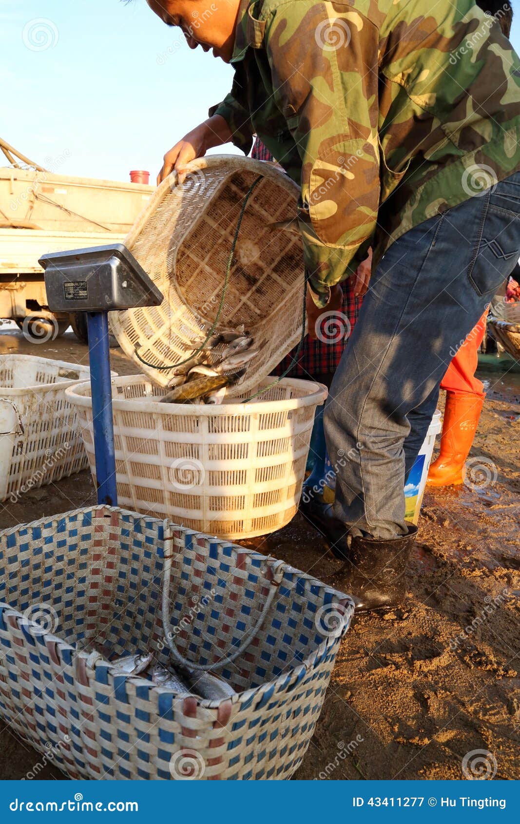 Vissende handelaar redactionele fotografie. Image of versheid - 43411277