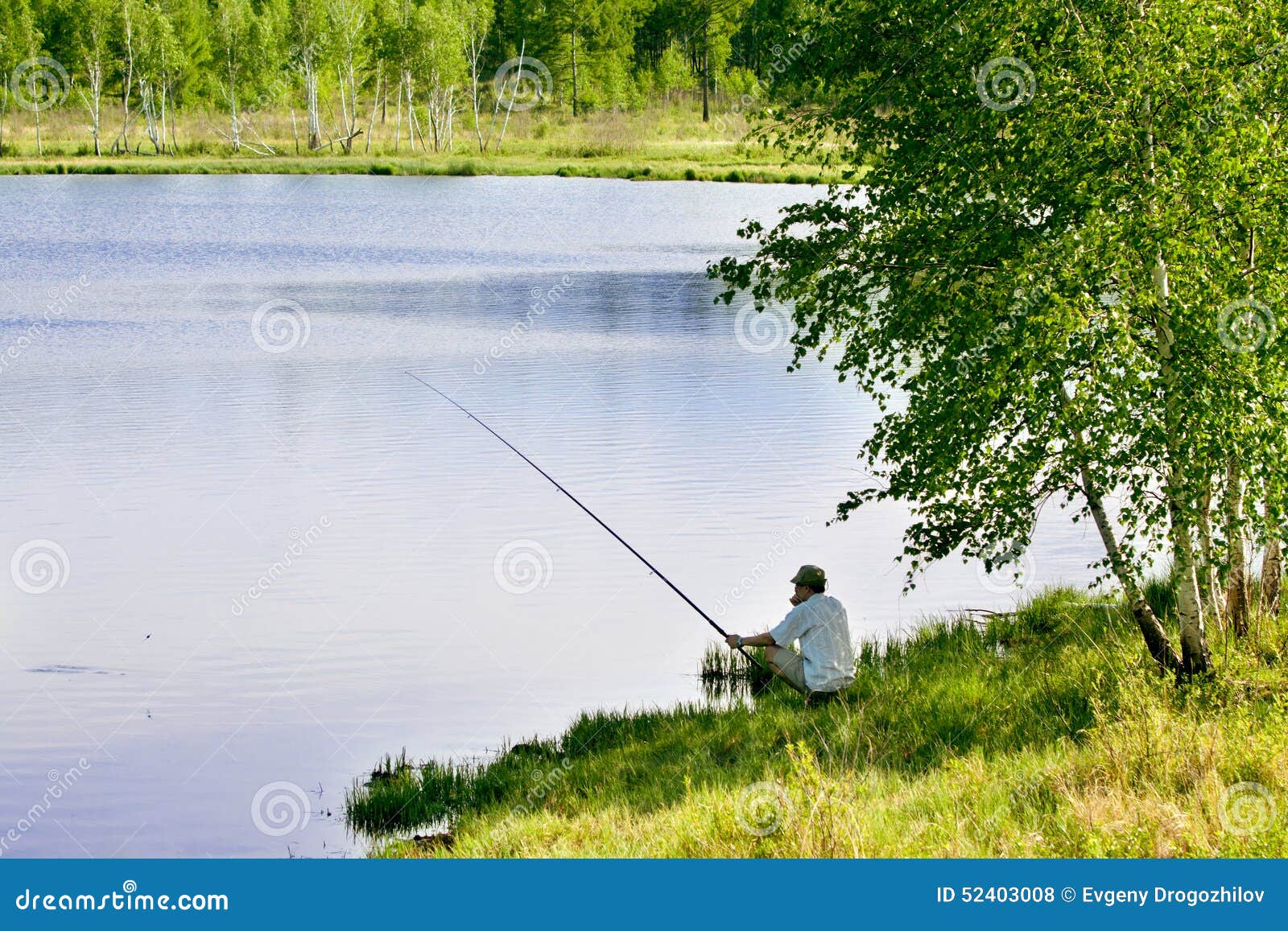 Visser Die Door Het Meer Vissen Stock Foto - Image of zonlicht ...