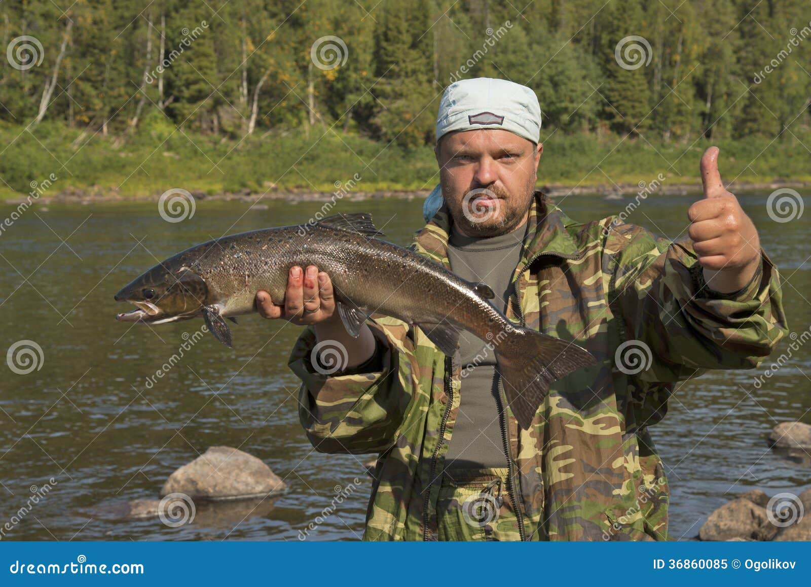 Visser Die Een Grote Vis Houden. Stock Afbeelding - Image of voedsel ...