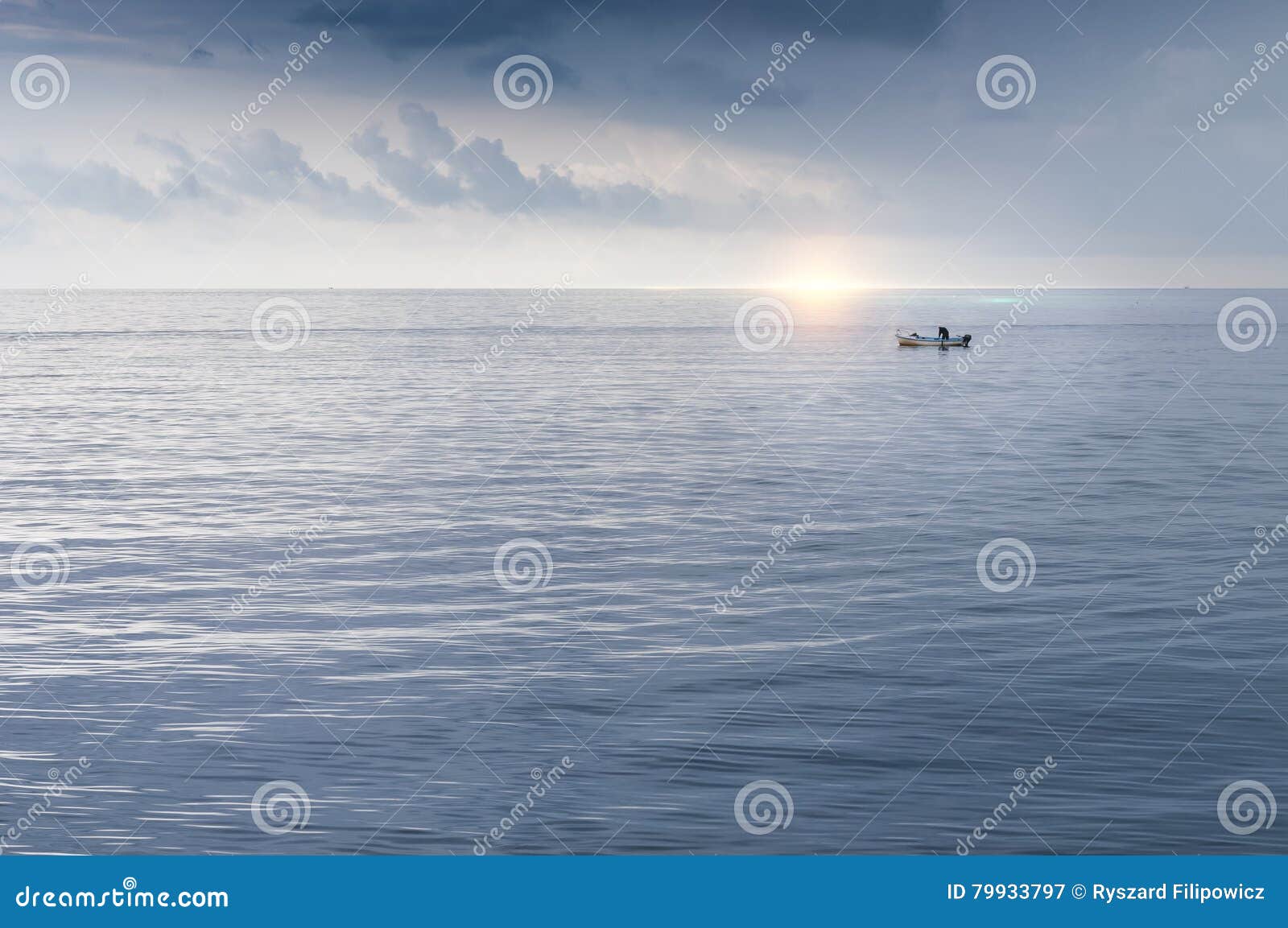 Visser in Een Kleine Boot Op Zee Stock Afbeelding - Image of boot ...