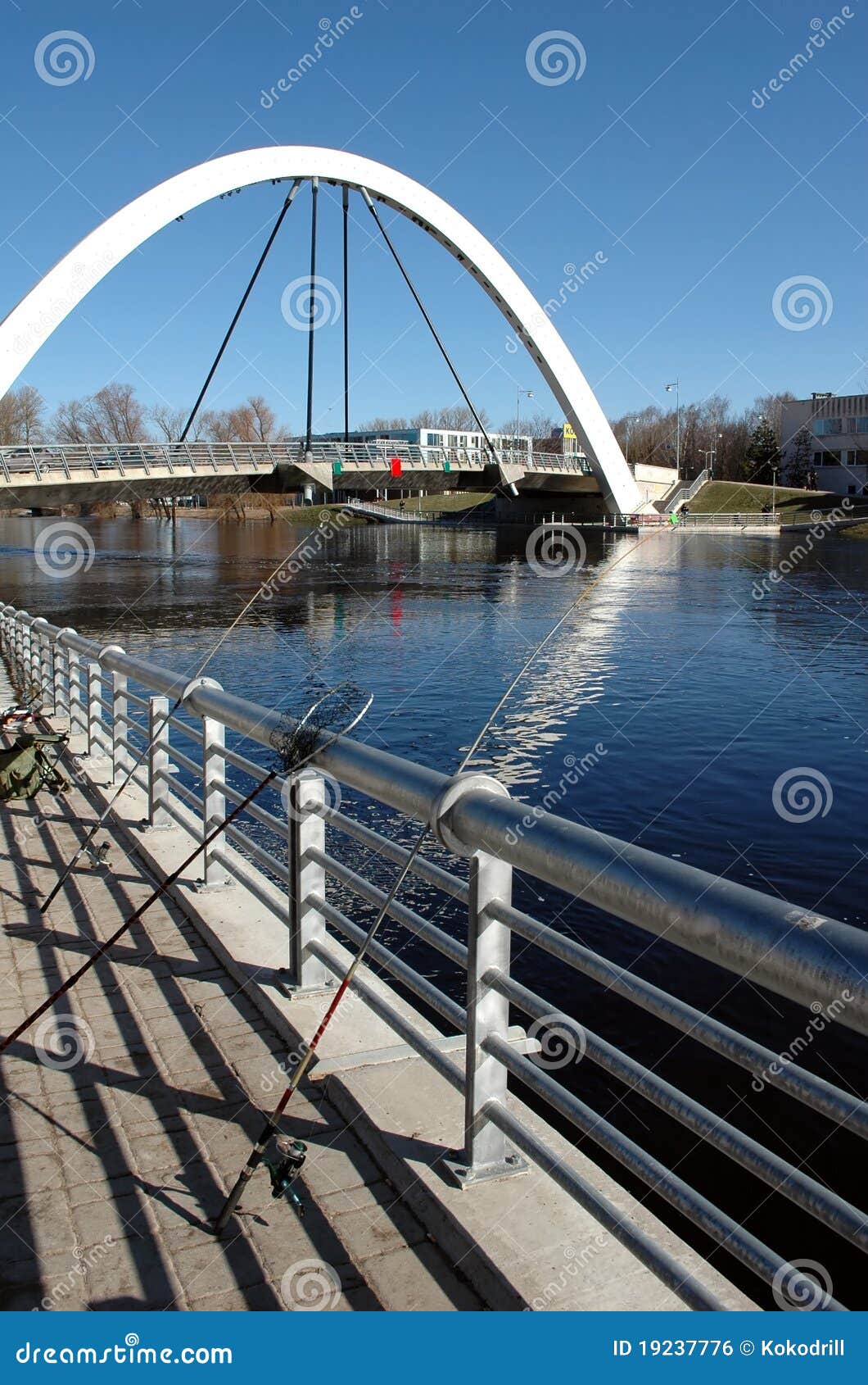 Visserij Dichtbij De Moderne Boogbrug Stock Foto - Image of techniek ...