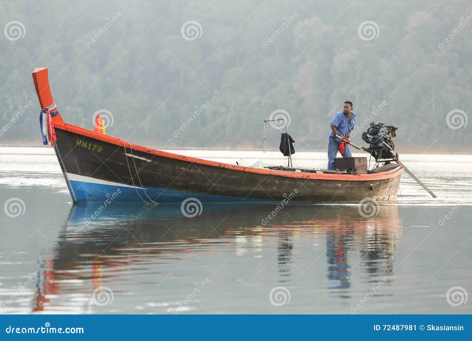 Vissers varende boot redactionele foto. Image of personeel - 72487981