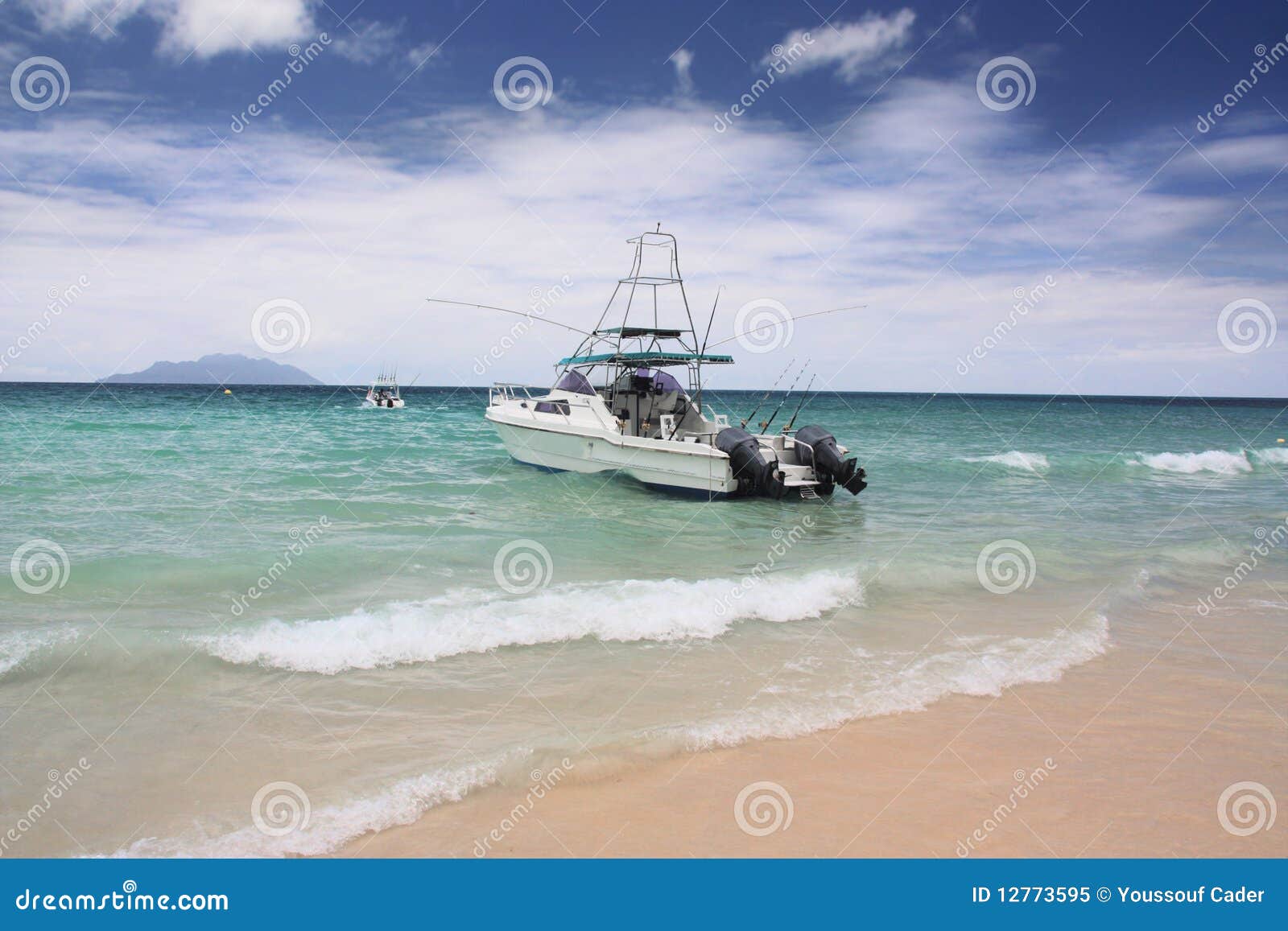 Vissersboot stock afbeelding. Image of overzees, klein - 12773595