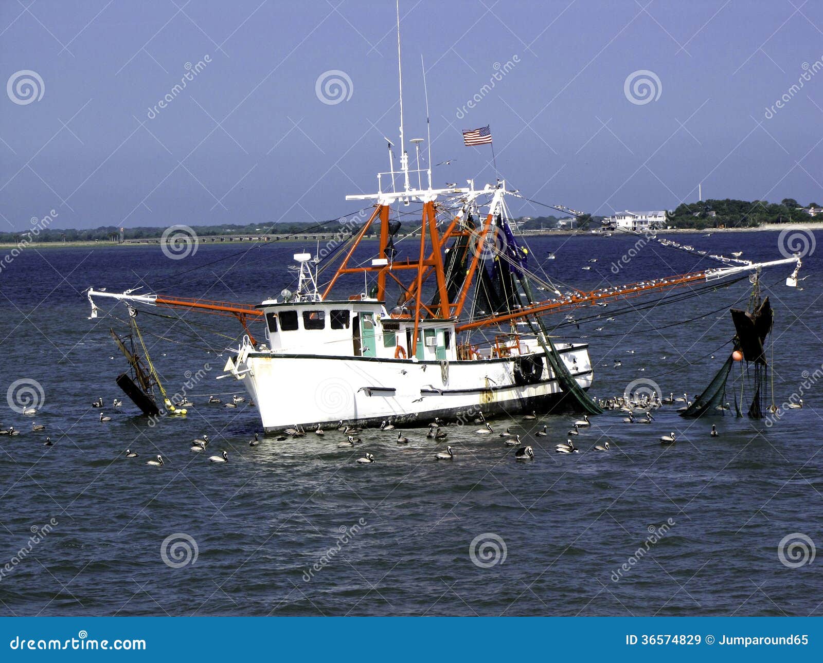 Vissersboot stock afbeelding. Image of mist, krab, zeekreeft - 36574829