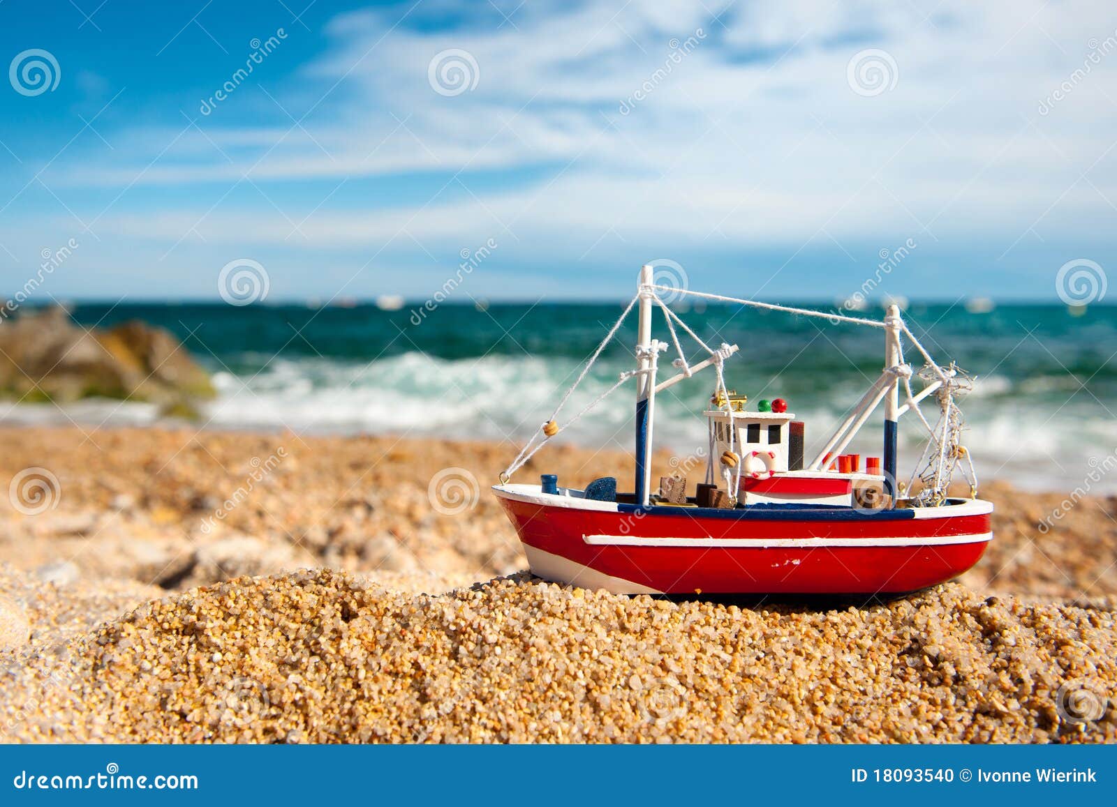 Vissersboot bij het strand stock foto. Image of vervoer - 18093540