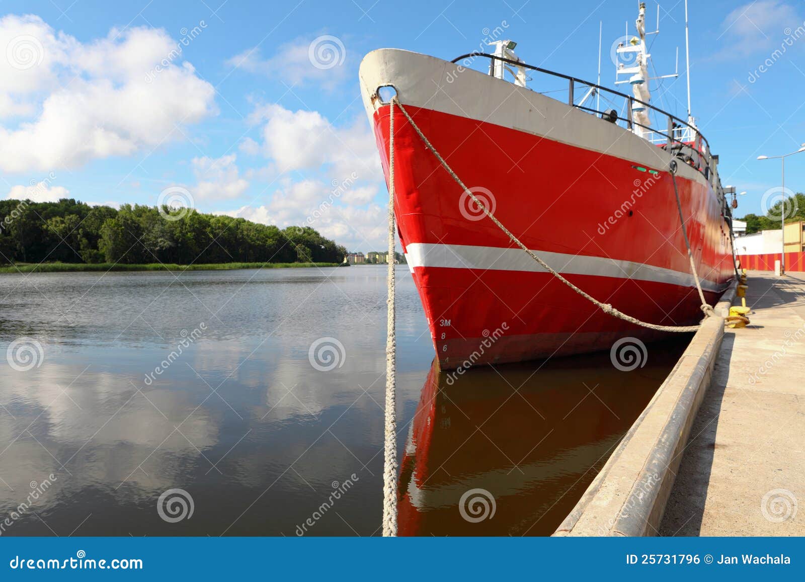 Vissersboot in haven stock foto. Image of rust, marine - 25731796
