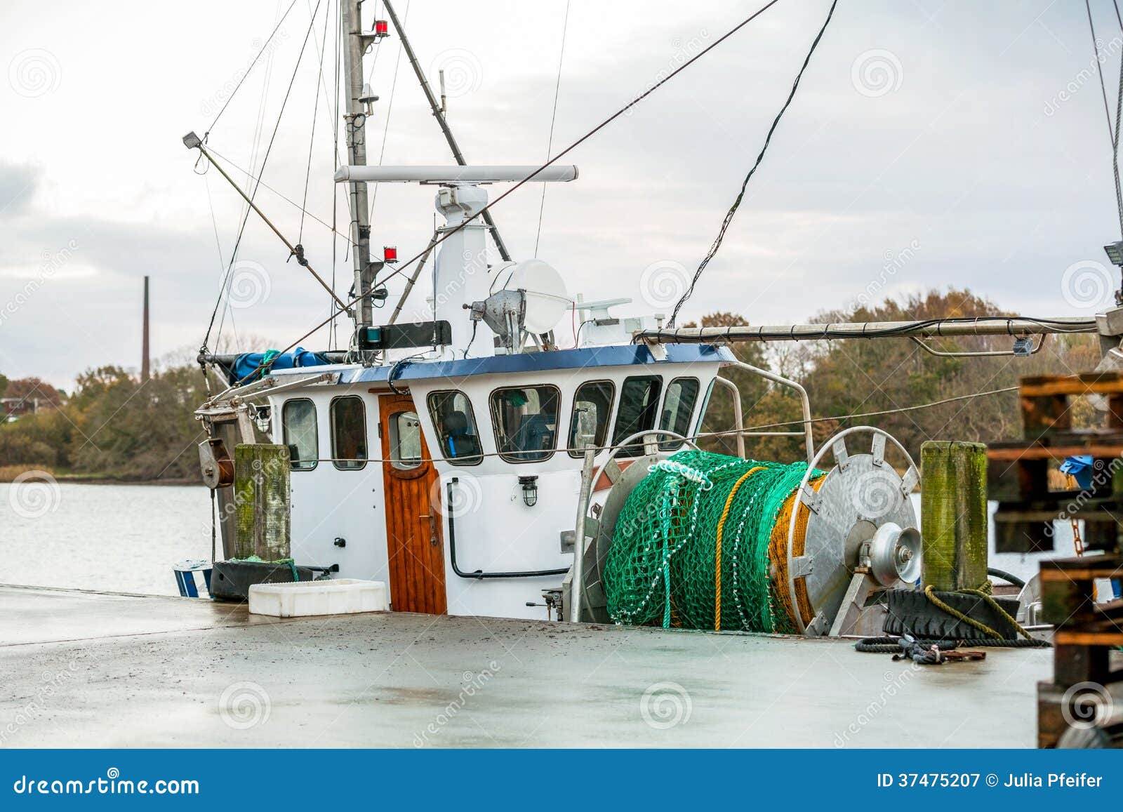 Vissersboot in haven stock afbeelding. Image of boot - 37475207