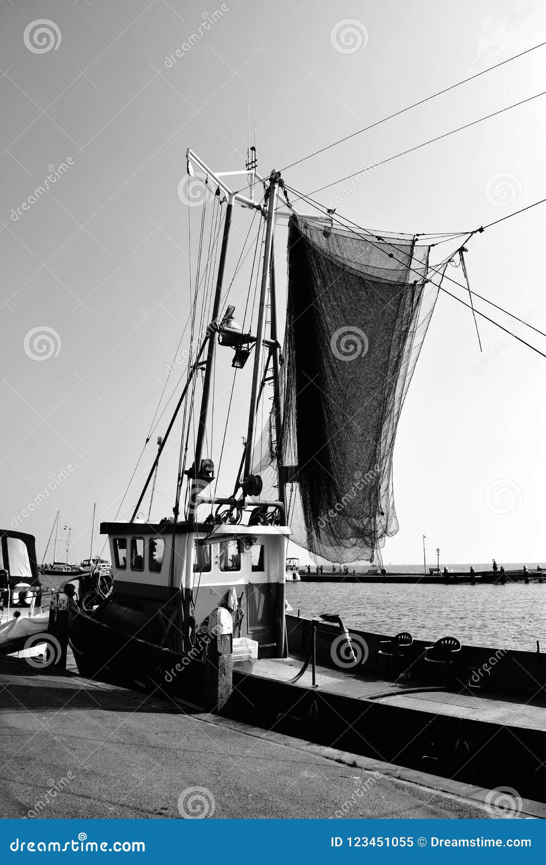 Vissersboot Met Visnetten Bij Haven Stock Afbeelding - Image of ...