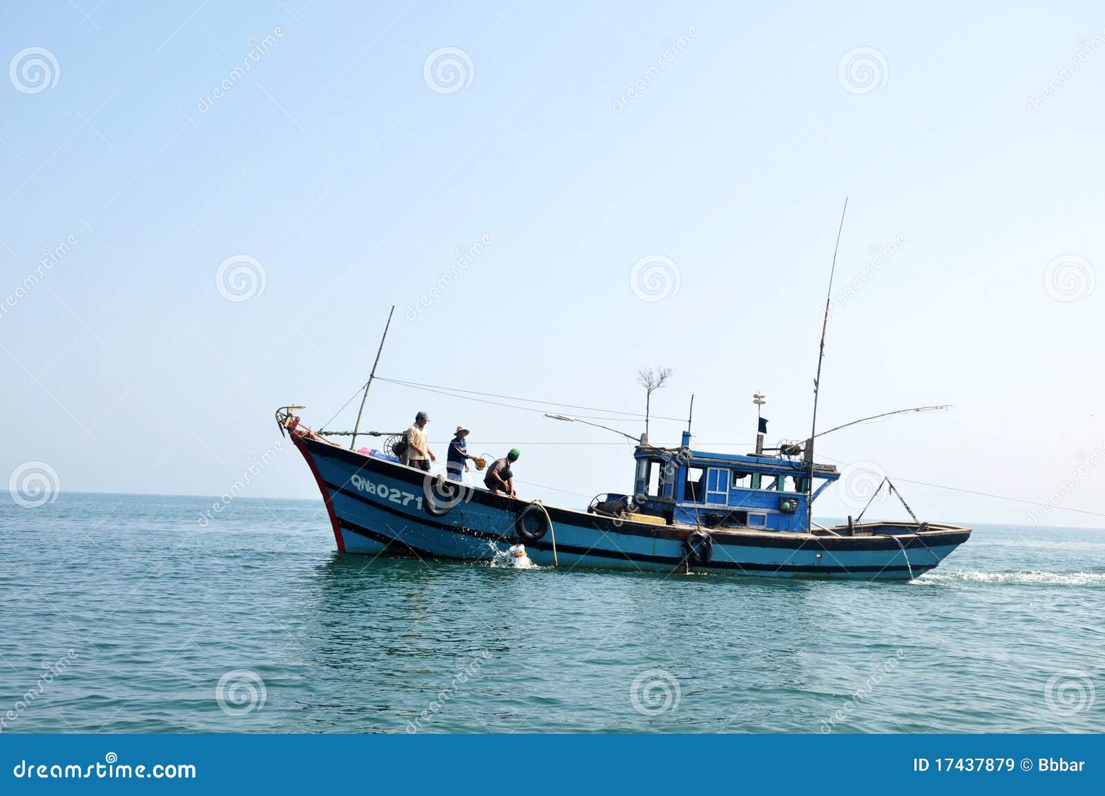 Vissersboot in Vietnam redactionele stock afbeelding. Image of visserij ...