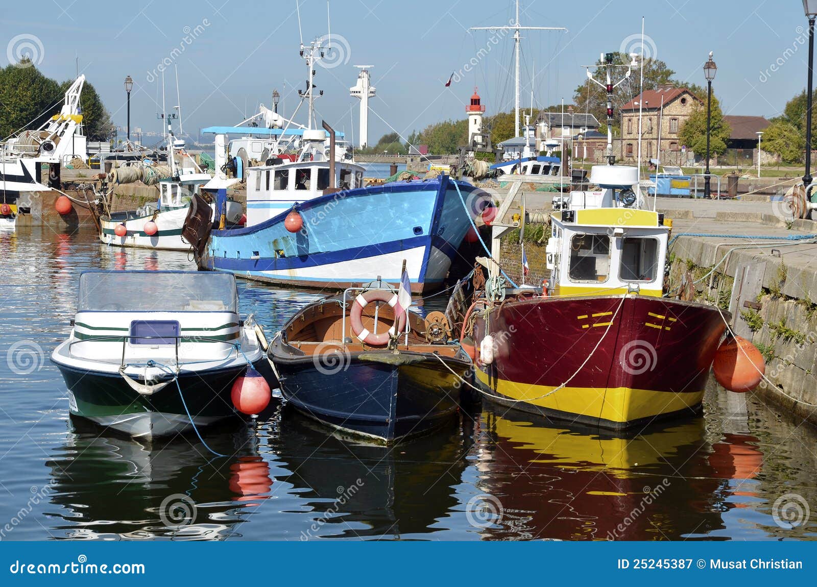 Vissersboten in De Haven Van Honfleur in Frankrijk Stock Afbeelding - Image of boot, vuurtoren ...