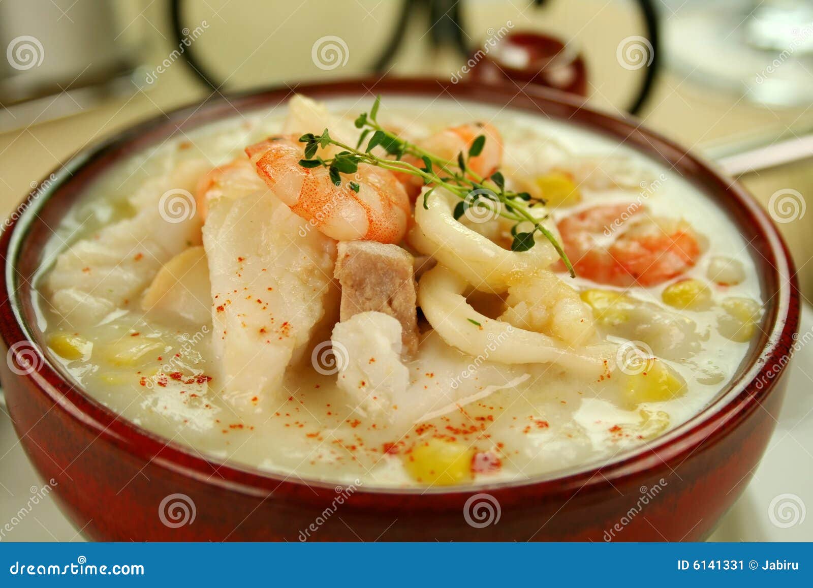 Vissoep stock afbeelding. Image of tijm, heerlijk, kruiden - 6141331