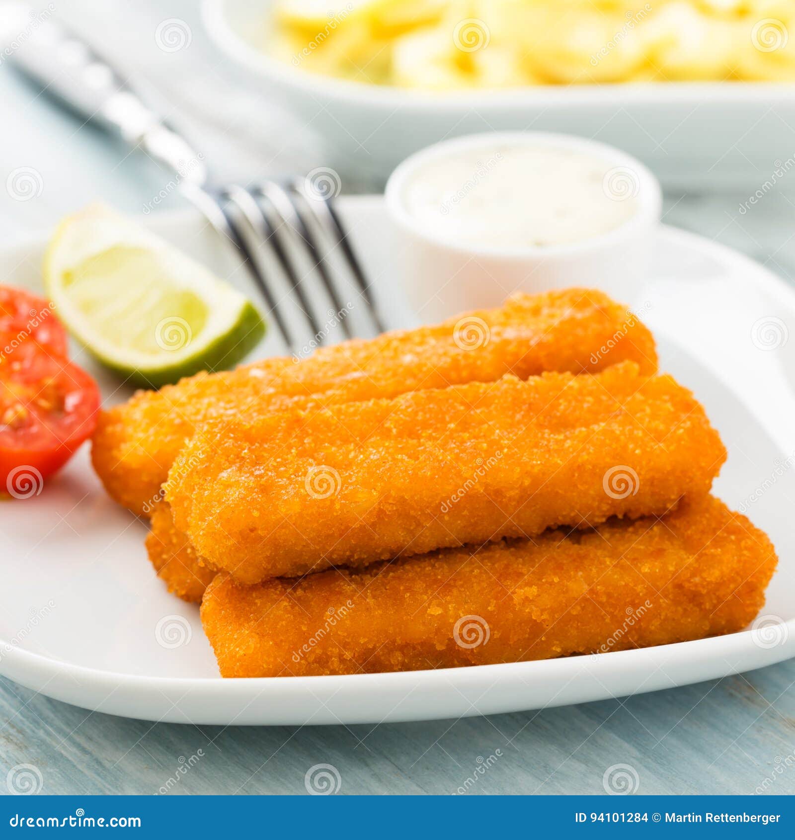 Vissticks En Aardappelsalade Stock Foto - Image of vissen, peterselie ...