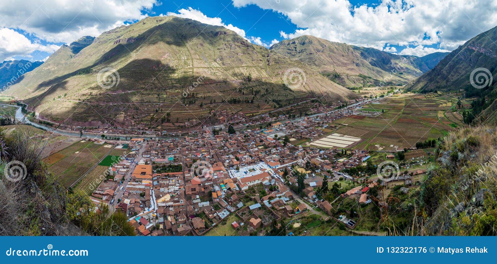 Vista aérea de Pisac foto de archivo. Imagen de famoso - 132322176