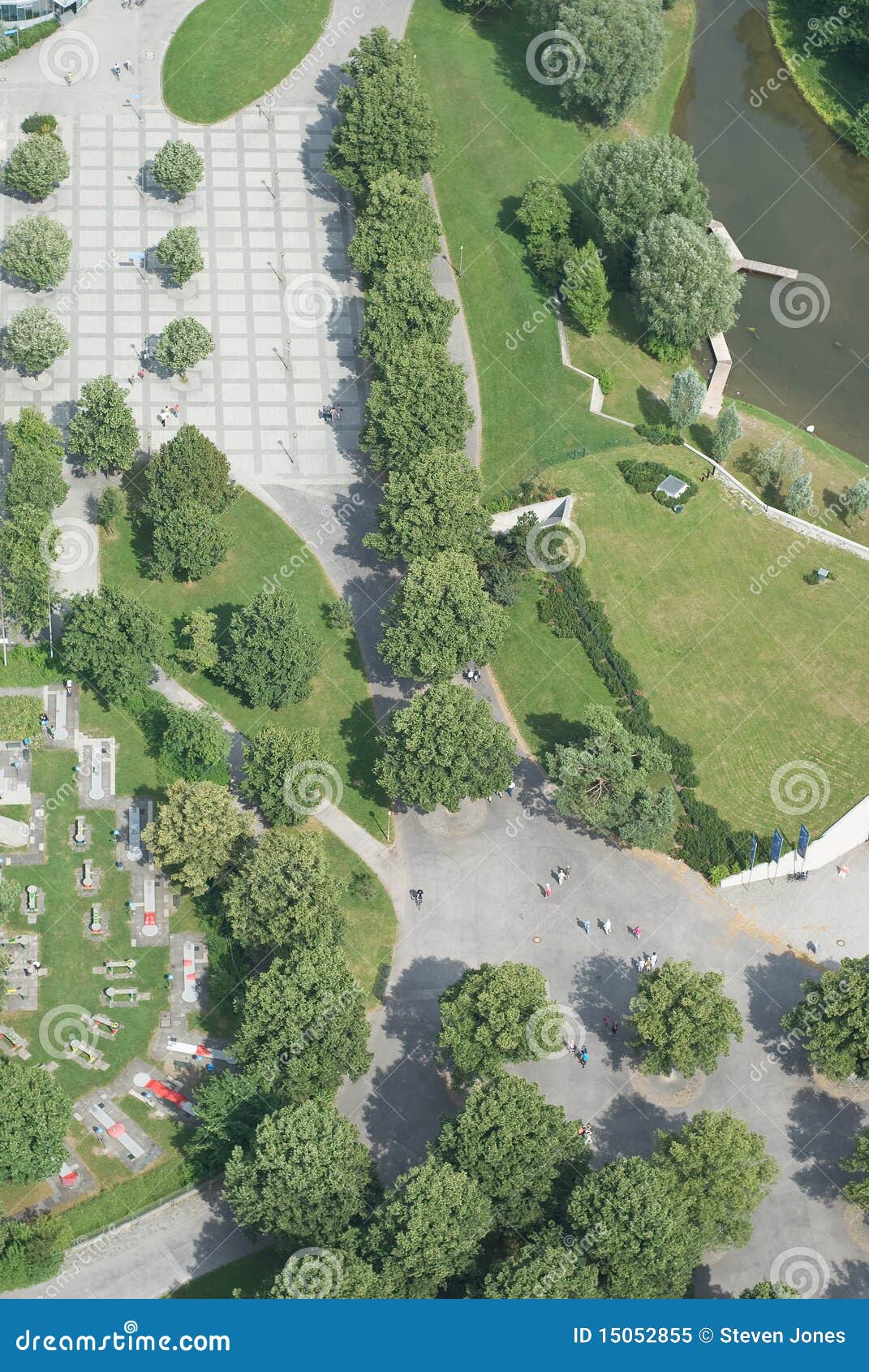 Vista Aerea Con Il Viale Pedonale Immagine Stock - Immagine di comunità ...