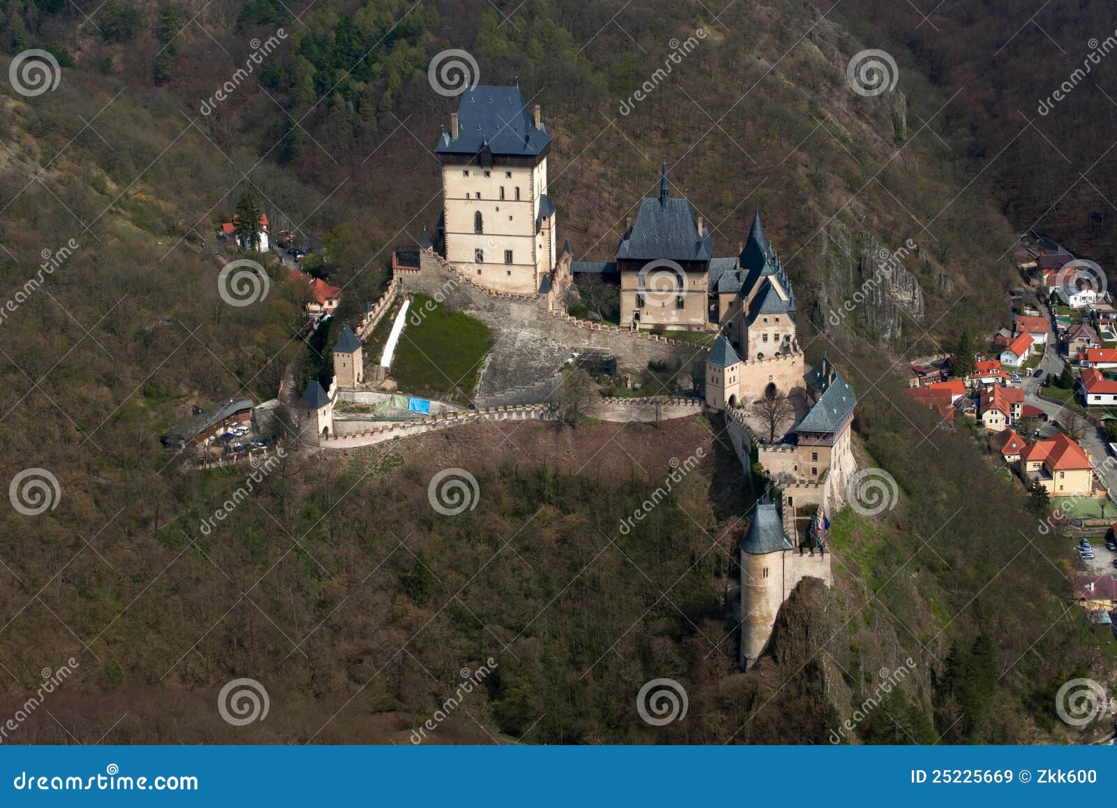 Vista Aerea Del Castello Karlstein Immagine Stock - Immagine di ...