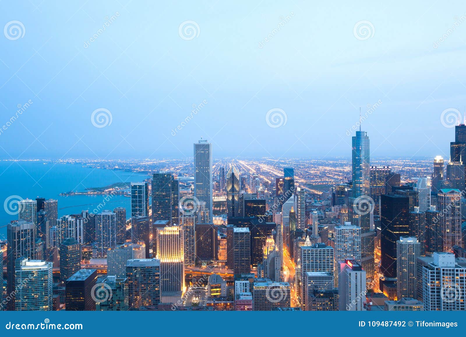 Vista Aerea Di Chicago Del Centro Alla Notte Fotografia Stock ...