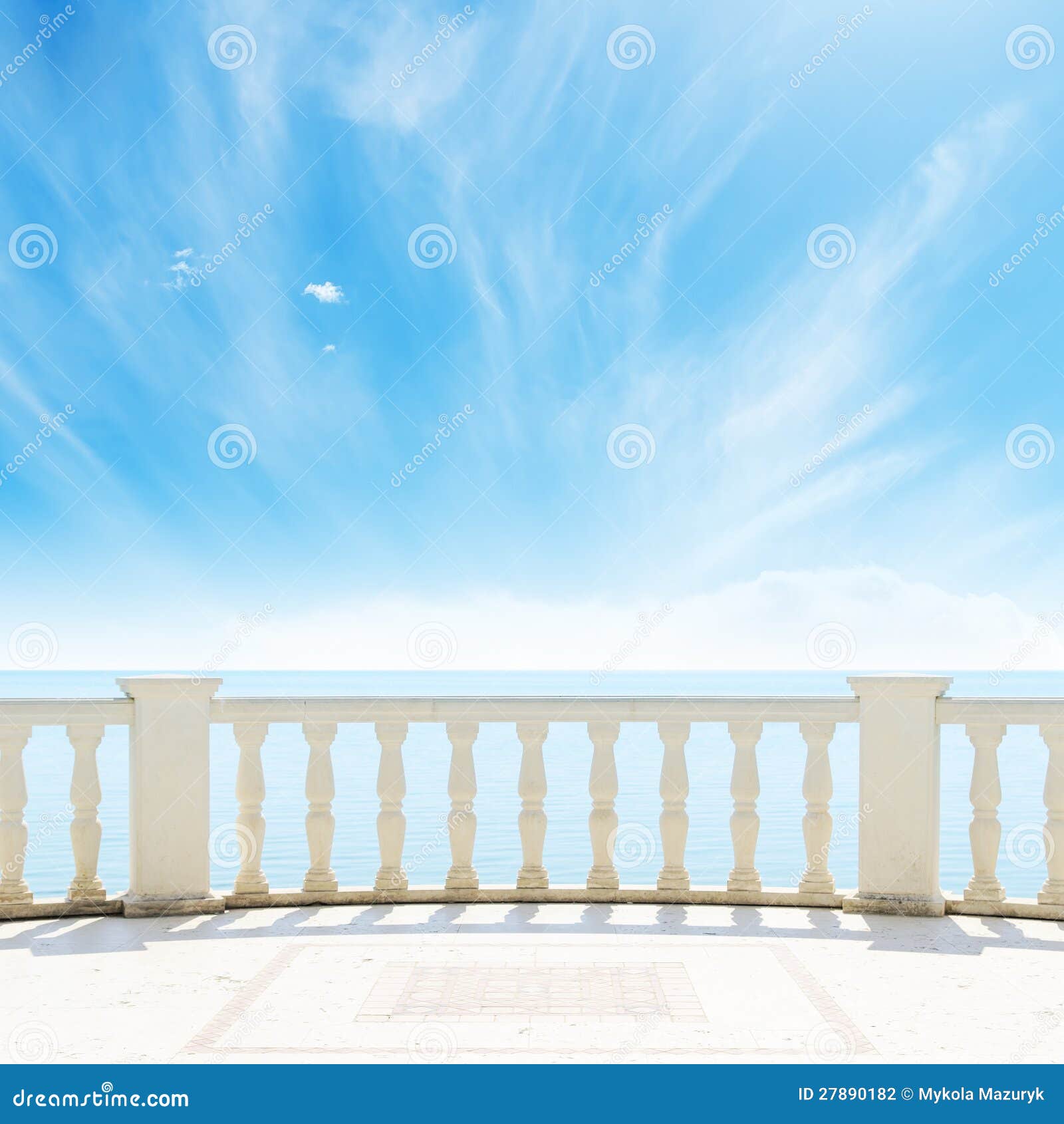 Vista al mar de un balcón foto de archivo. Imagen de pasamano - 27890182