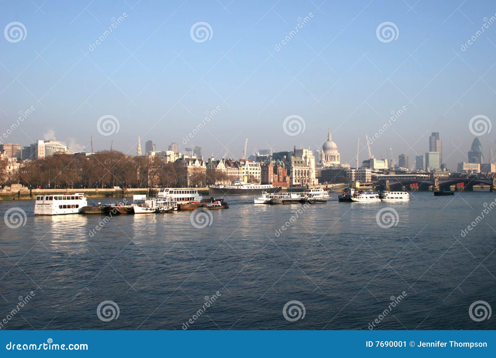 Vista Ao Longo Do Rio Tamisa Imagem de Stock - Imagem de santo ...