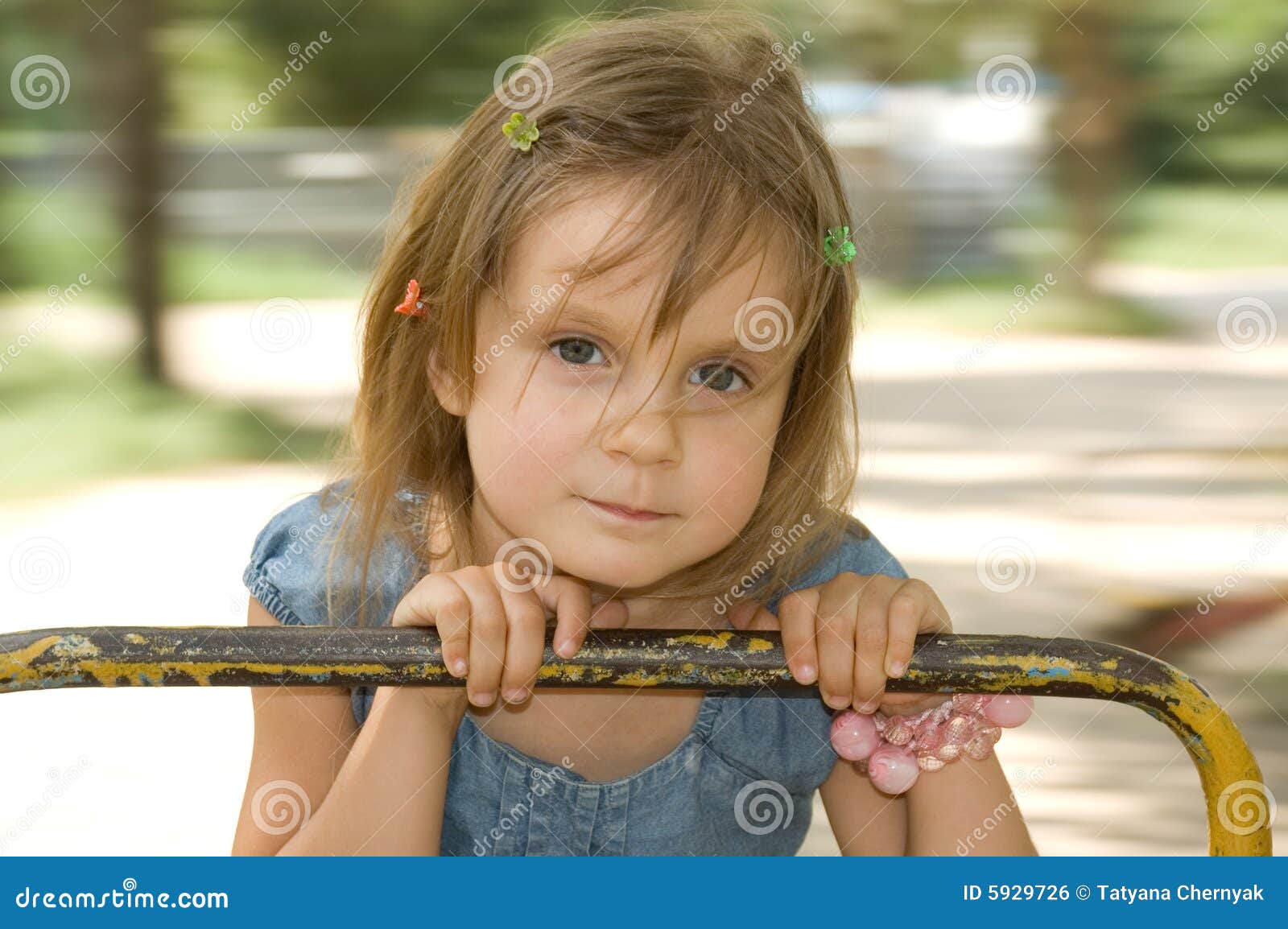 Vista cuidadosa foto de archivo. Imagen de manos, exterior - 5929726