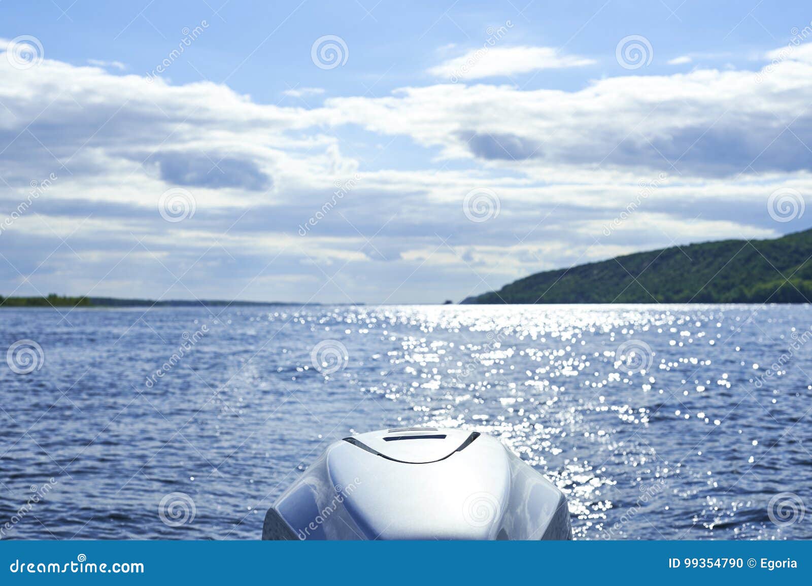 Vista Da Proa Do Barco No Rio Foto de Stock - Imagem de brilhante, azul ...