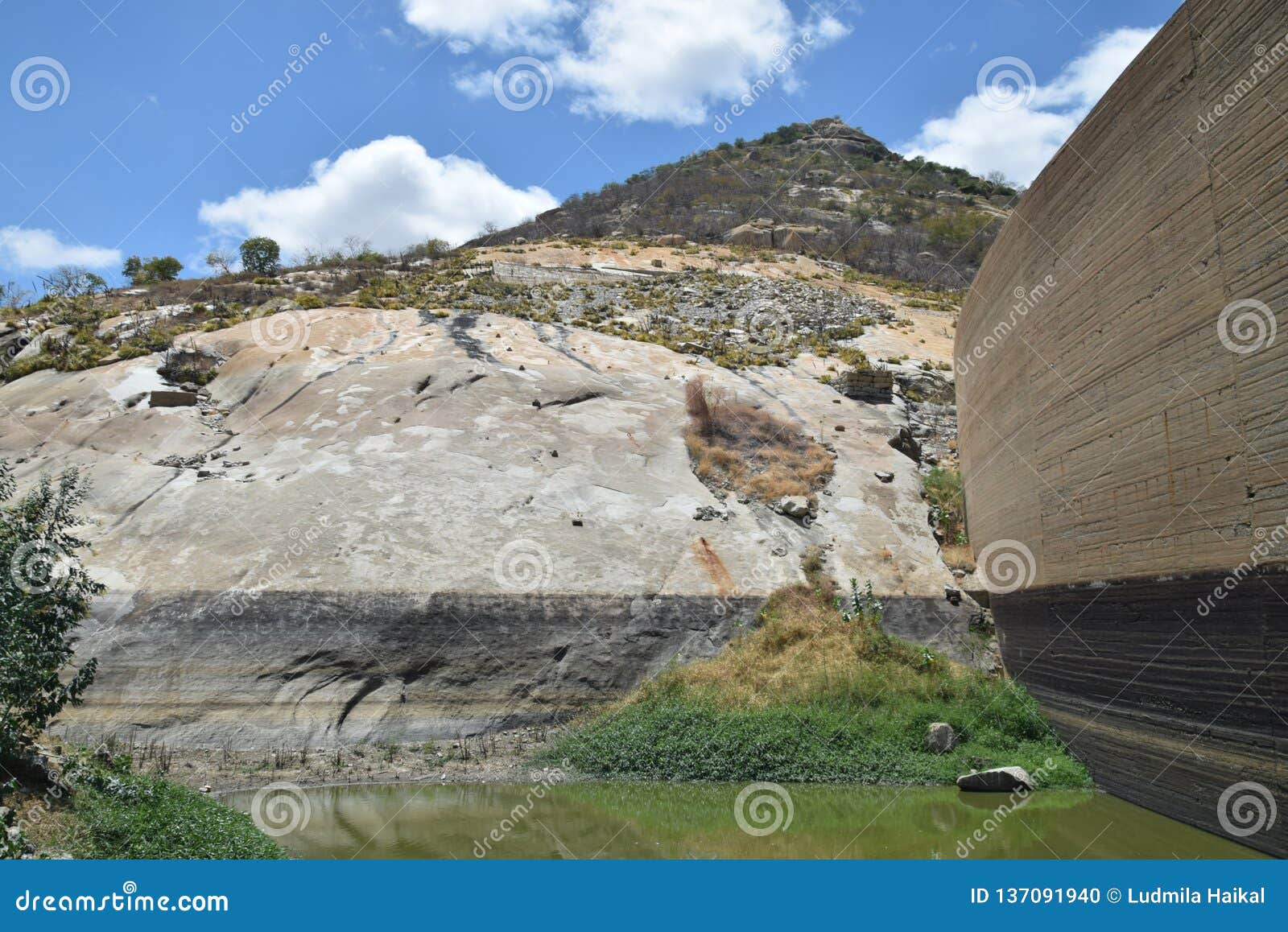 Vista da represa seca imagem editorial. Imagem de seca - 137091940