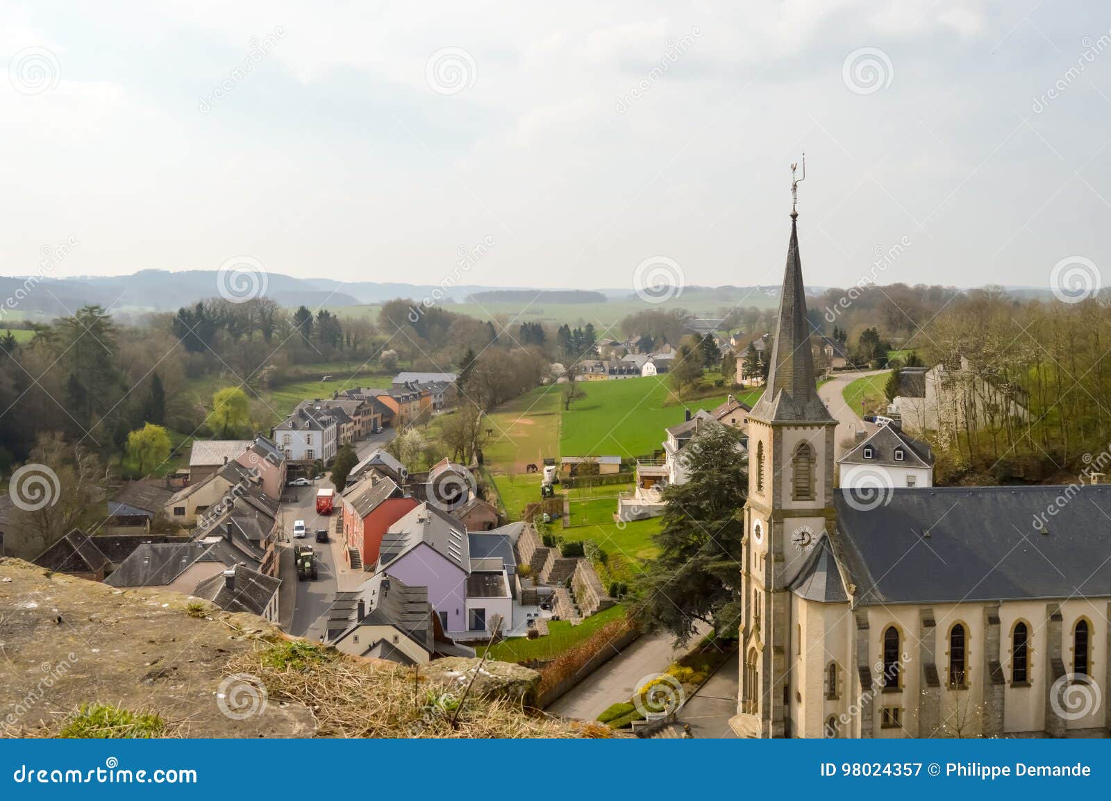 Vista da vila de Useldange imagem de stock. Imagem de panorama - 98024357
