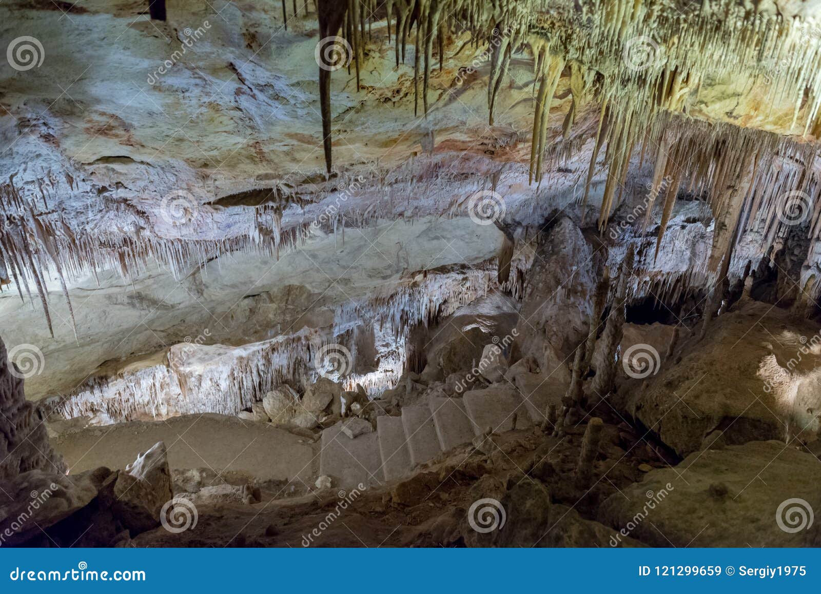 Vista Das Estalactites E Dos Estalagmites Na Caverna Imagem de Stock ...
